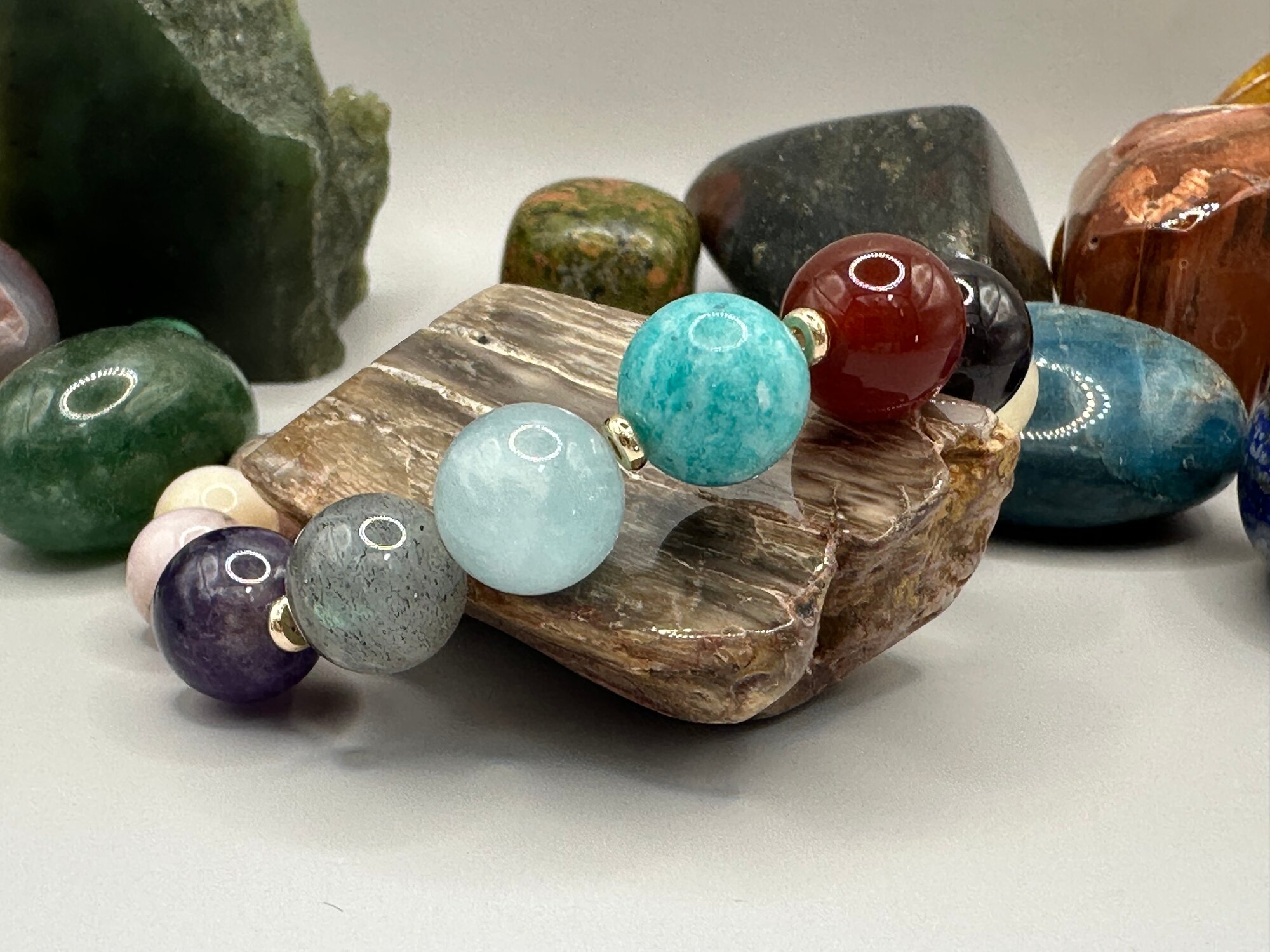 Браслет Нефритовая Лиса, аметист, амазонит, сердолик, гранат, аквамарин, халцедон, лабрадор