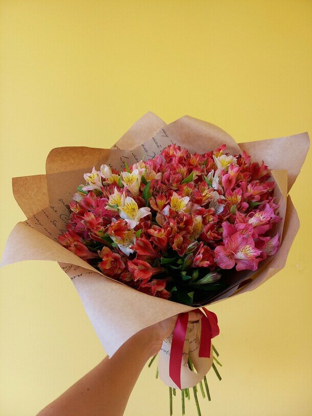 Букет Well Flowers, альстромерии, круглый, 31 цветок, 50см, букет свежих цветов