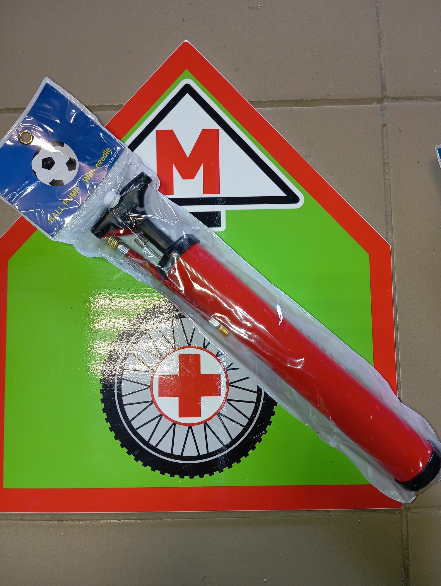 Насос для мяча с иглой универсальный Sprinter 29 см, для надувания фитбола, шариков воздушных, матраса, колес велосипеда и коляски, ручной, с насадкой и шлангом в комплекте