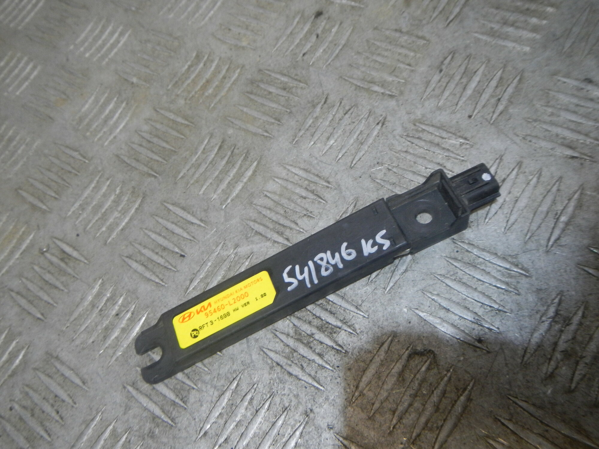 Б/У Антенна, KIA (Киа)-K5 (20-) KIA K5 (20-) Отколот кусок корпуса, трещина на корпусе. 541846 Hyundai-KIA арт. 95460L2000