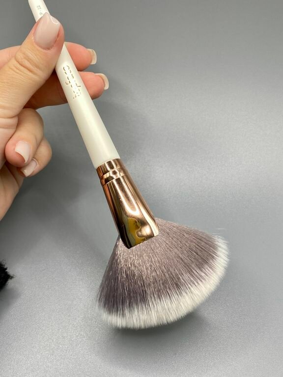 Topface Кисть для макияжа F22 Fan Brush для хайлайтера