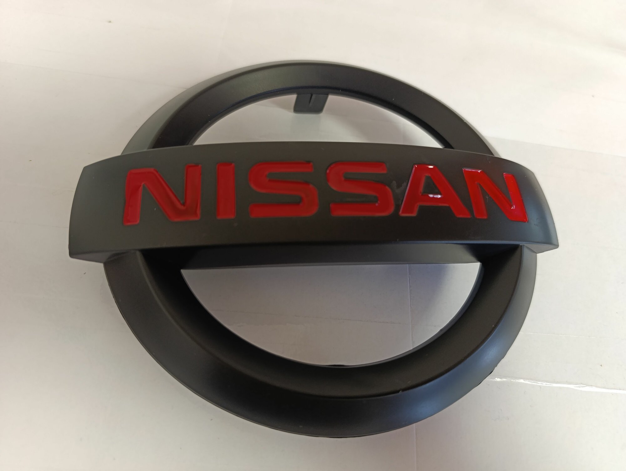 Передняя эмблема Nissan X-Trail Teana Maxima Murano Altima Черный-Красный. 62889-1JA0A