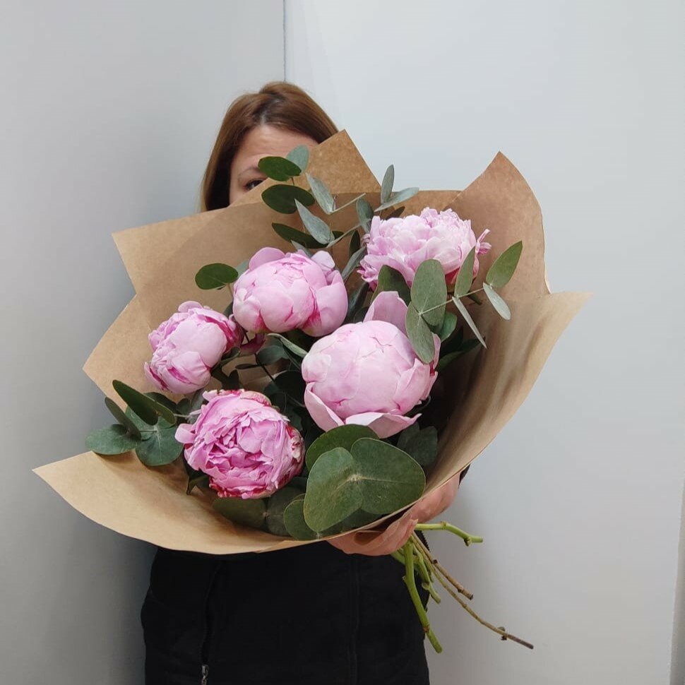 Монобукет "Розовый пуш", пионы 5 штук, эвкалипт, крафт-упаковка, 50 см