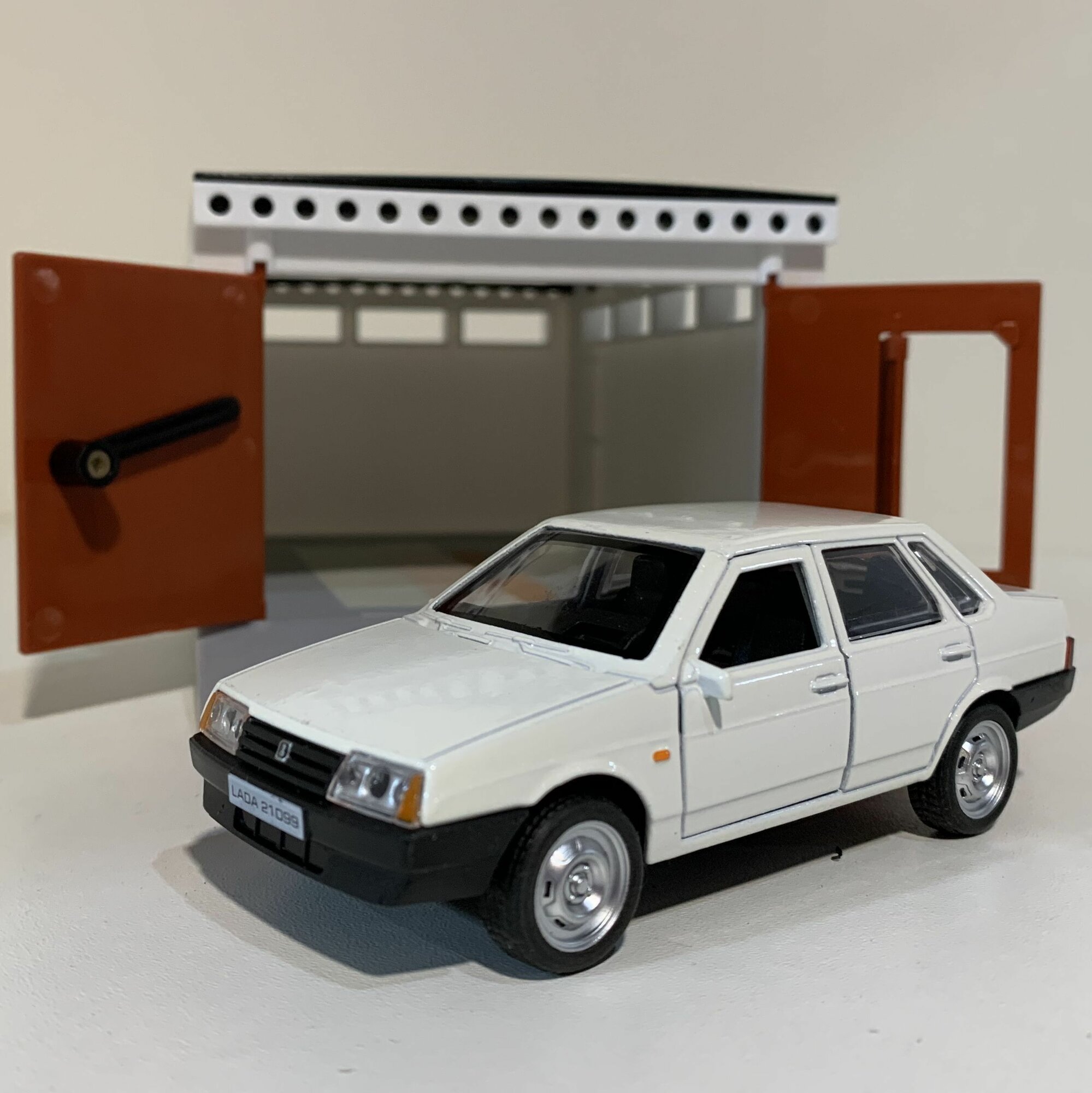 Ретро гараж + машинка модель LADA 21099 (метал, 12 см, инерция, откр. 2-х дверей и багажника) - белая
