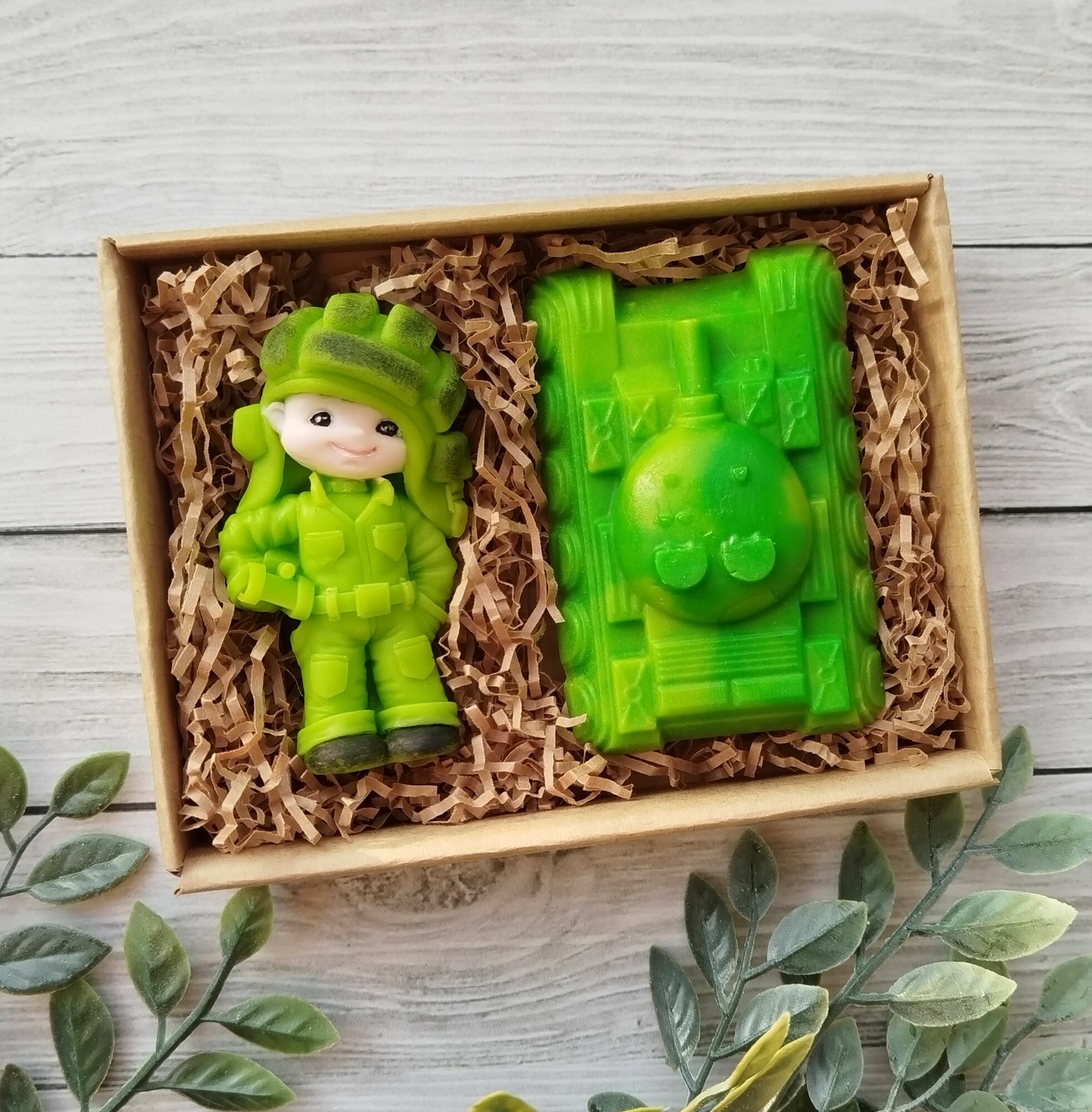 Набор мыла ручной работы мальчик танкист ароматное сувенирное в коробке