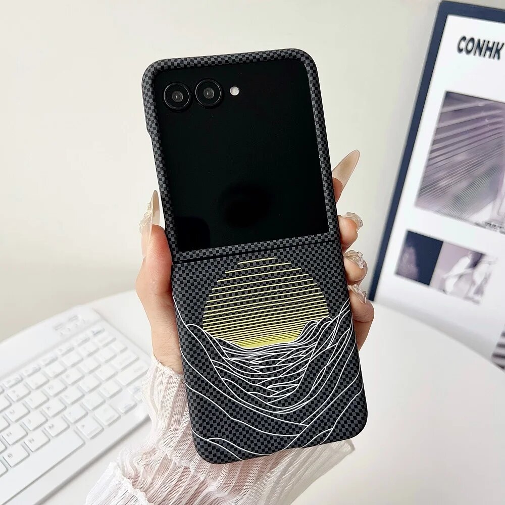 Черный чехол для Motorola Razr 50 Ultra с рисунком Луны