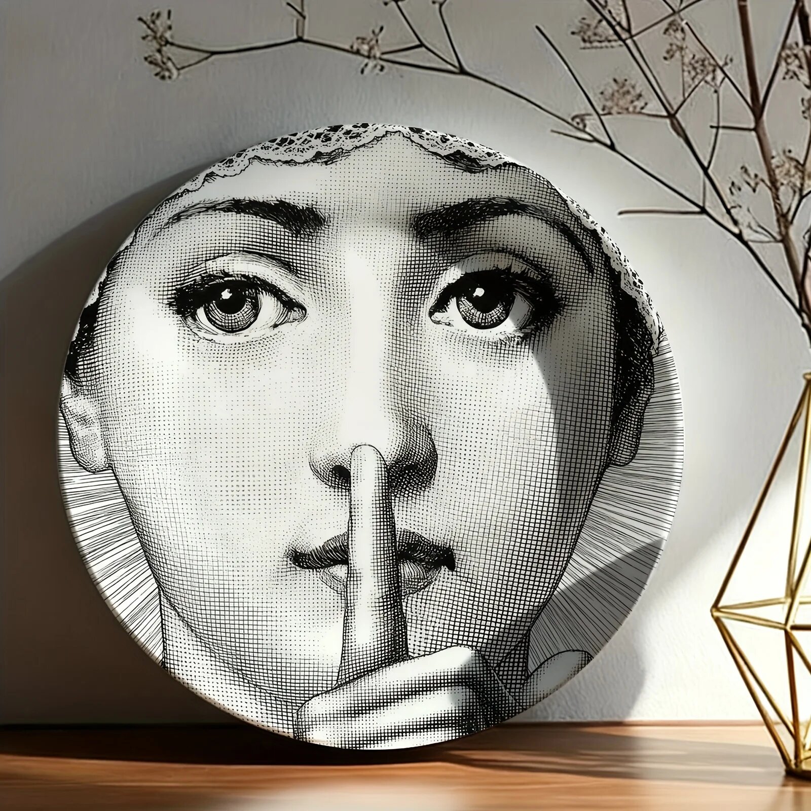 Керамическая декоративная тарелка с изображением лица