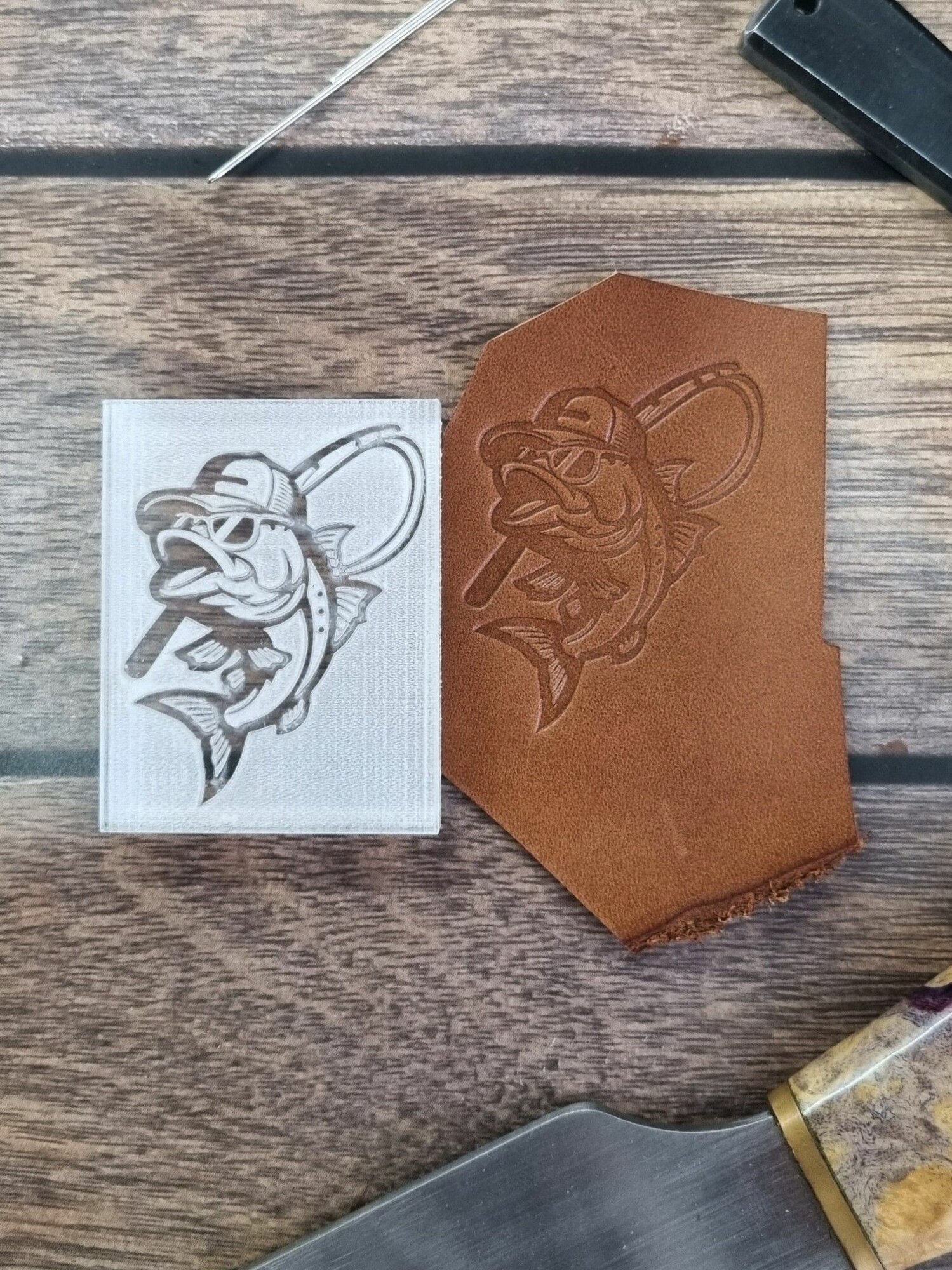 Акриловое клише для тиснения по коже "Рыбка". Подходит для изготовления и оформления обложек.