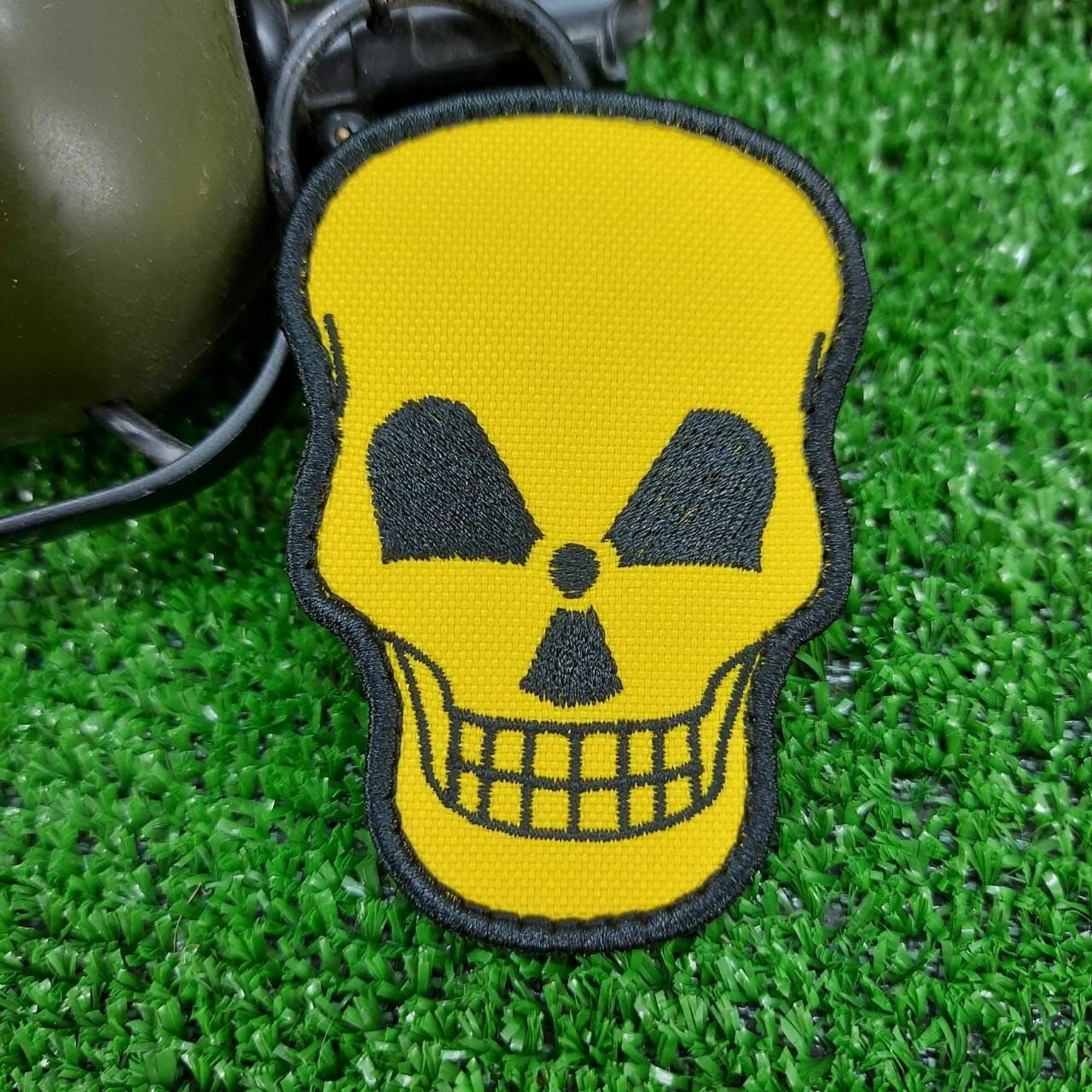 Нашивка ( шеврон патч patch ) тактическая Череп радиация вышитая на липучке 6,5х6 желтая