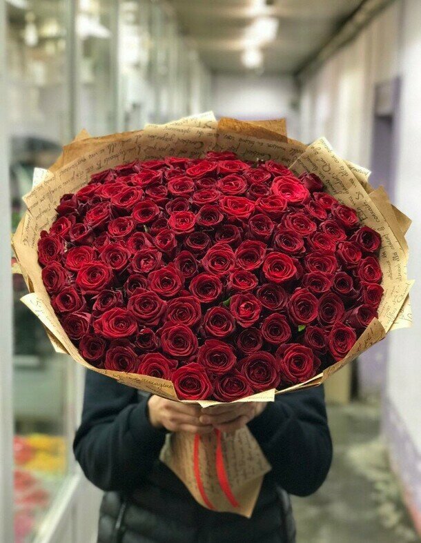 Монобукет Well Flowers "101 Красная Роза", круглый, на стеблях, от 50 см, букет свежих цветов