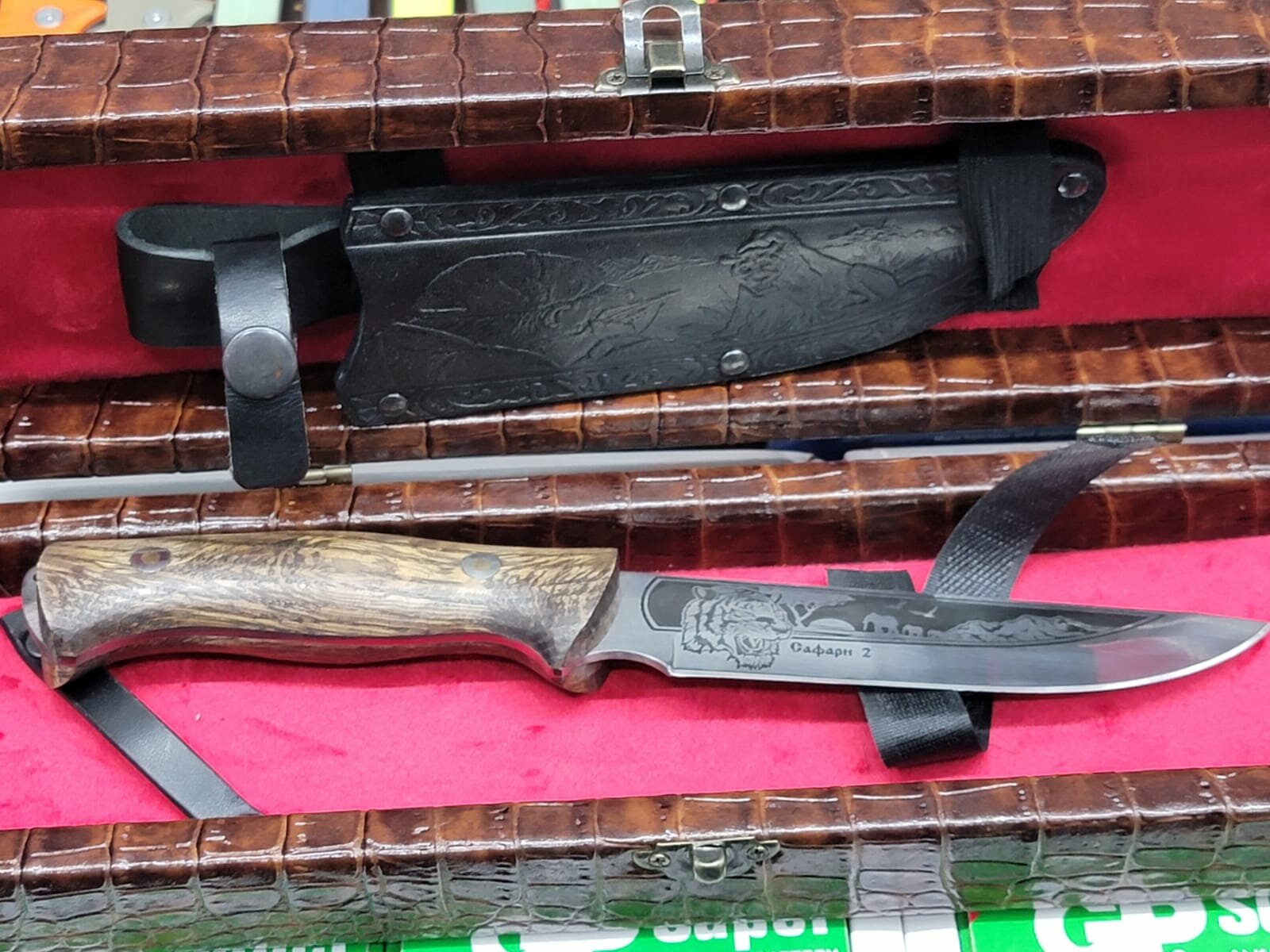 Нож туристический Тигр Сафари 2 , разделочный в чехле ножнах и подарочном кожаном футляре (сделано в Кизляре)