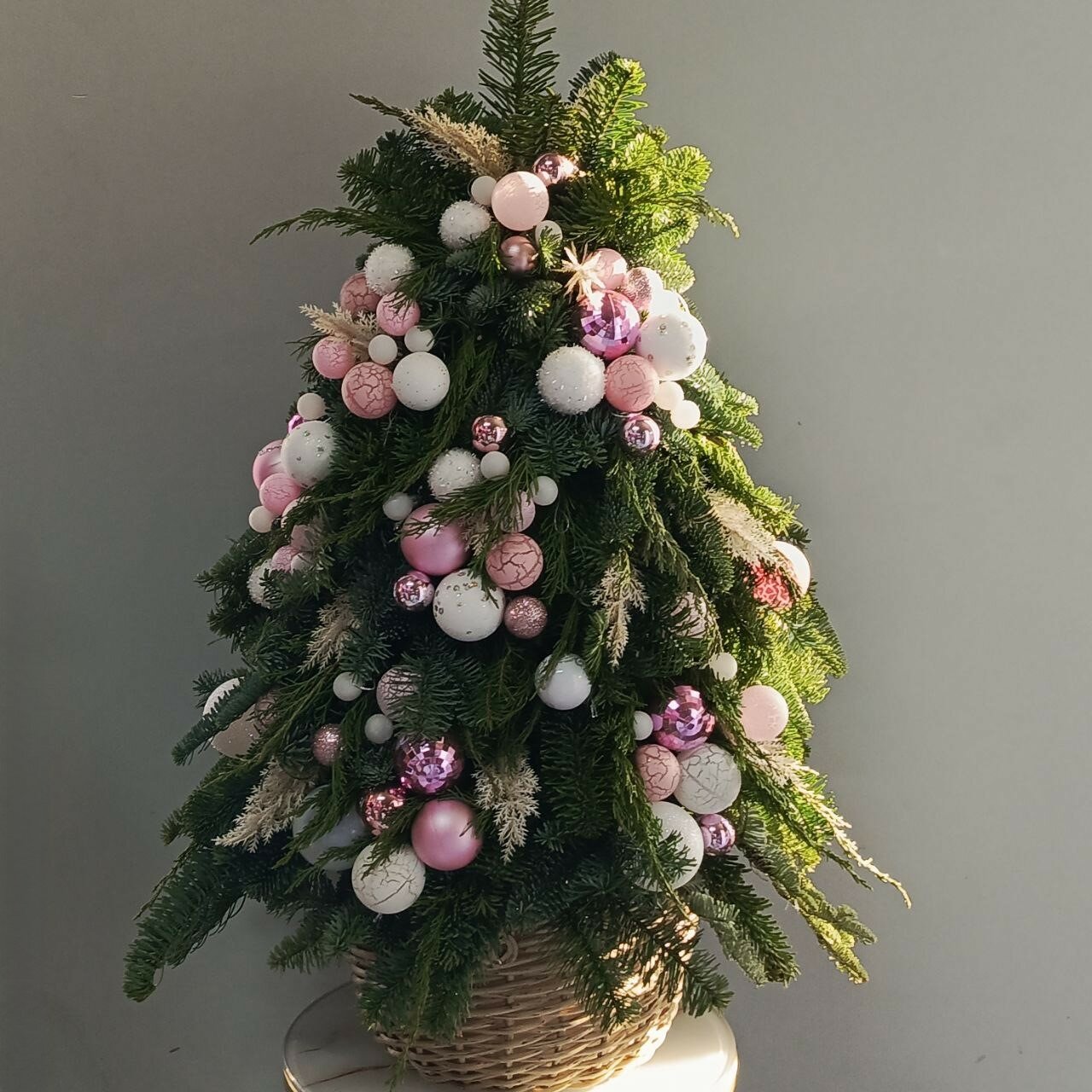 Ёлка новогодняя ручной работы 80 см из натуральной хвои нобилис в кашпо из искусственного ротанга с розовым декором