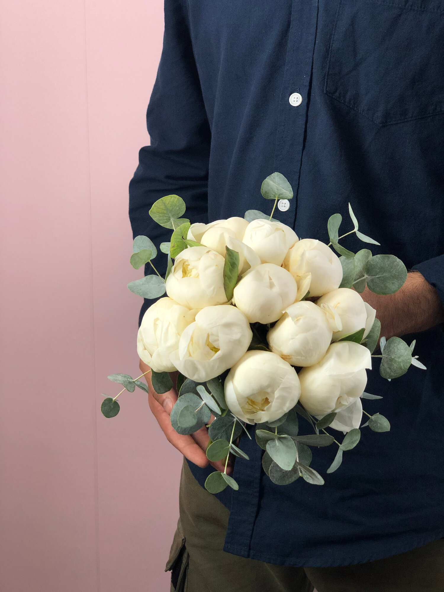 Букет невесты из белых пионов с эфкалиптом