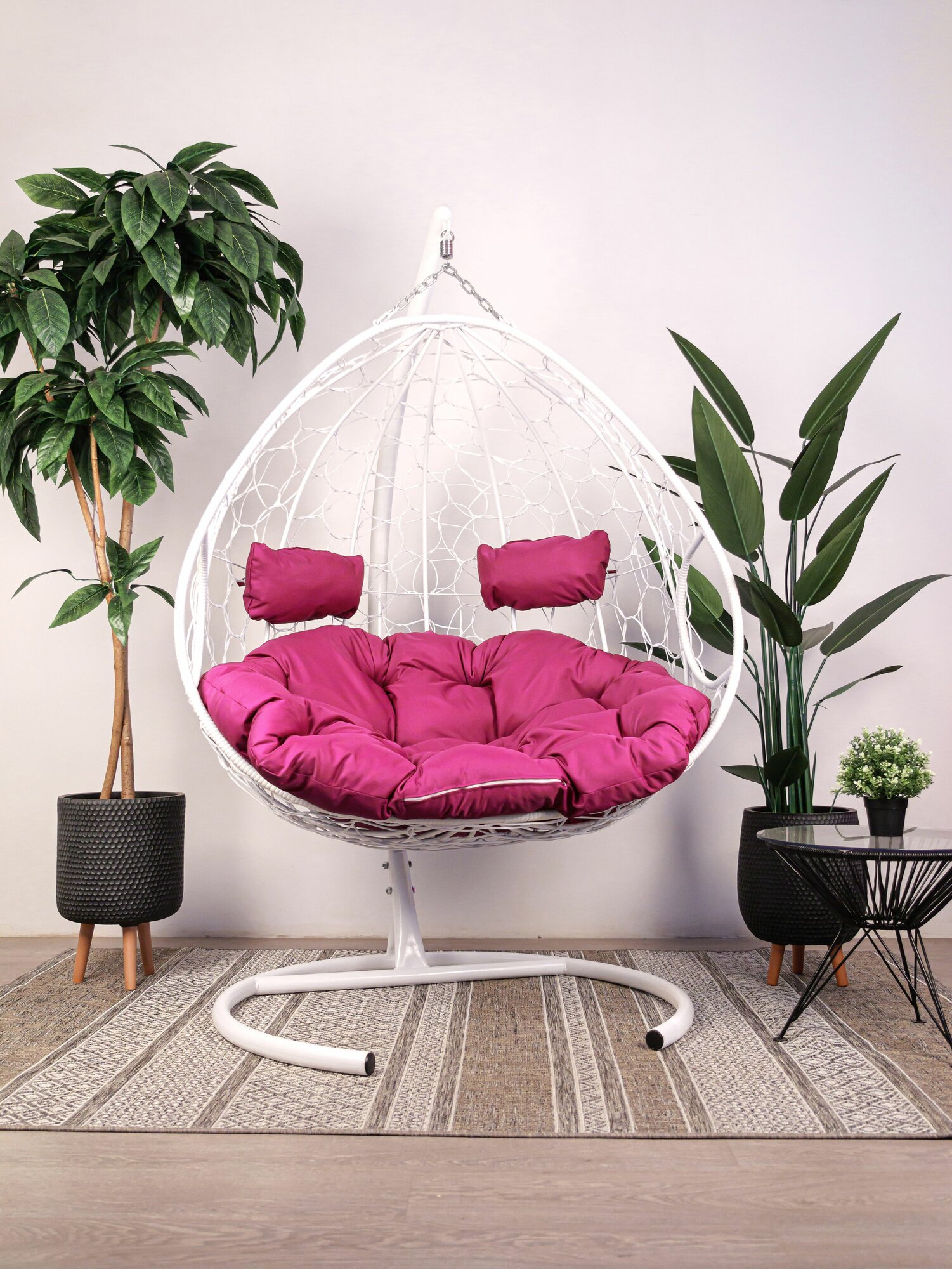 Подвесное кресло для двоих, с ротангом белое, розовая подушка