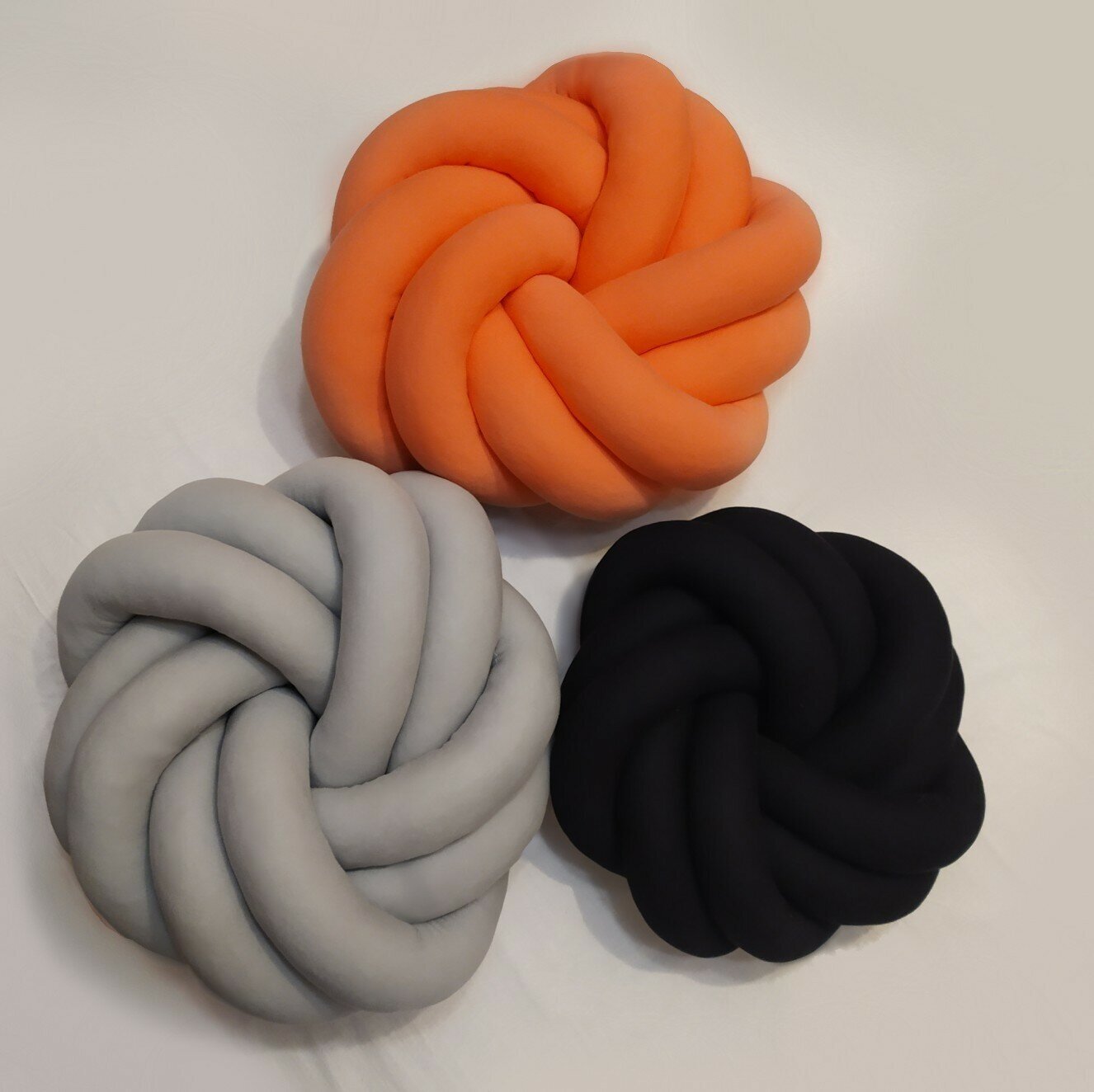 Подушка декоративная 30х30 светло-серого цвета. Интерьерная подушка на диван, круглая, узел (0023)