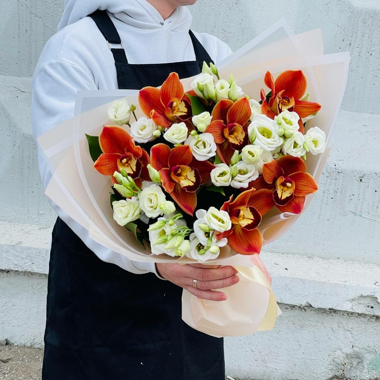 Букет Rybe-Flowers, орхидеи, эустомы, рускус, 11 цветов, высота 40 см