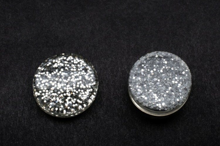 Кабошон круглый с блестками 13-14х4-5мм, цвет серебро, смола, 2006-026, 2шт
