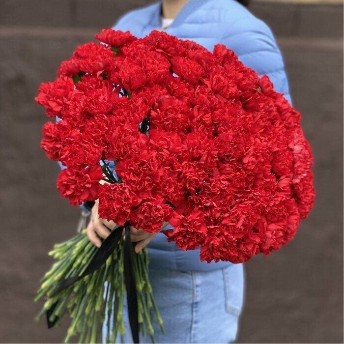 80 красных гвоздик с черной лентой