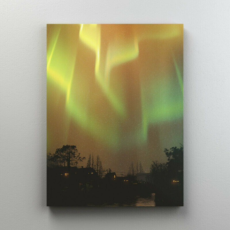 Интерьерная картина на холсте "Северное сияние над деревушкой" размер 45x60 см