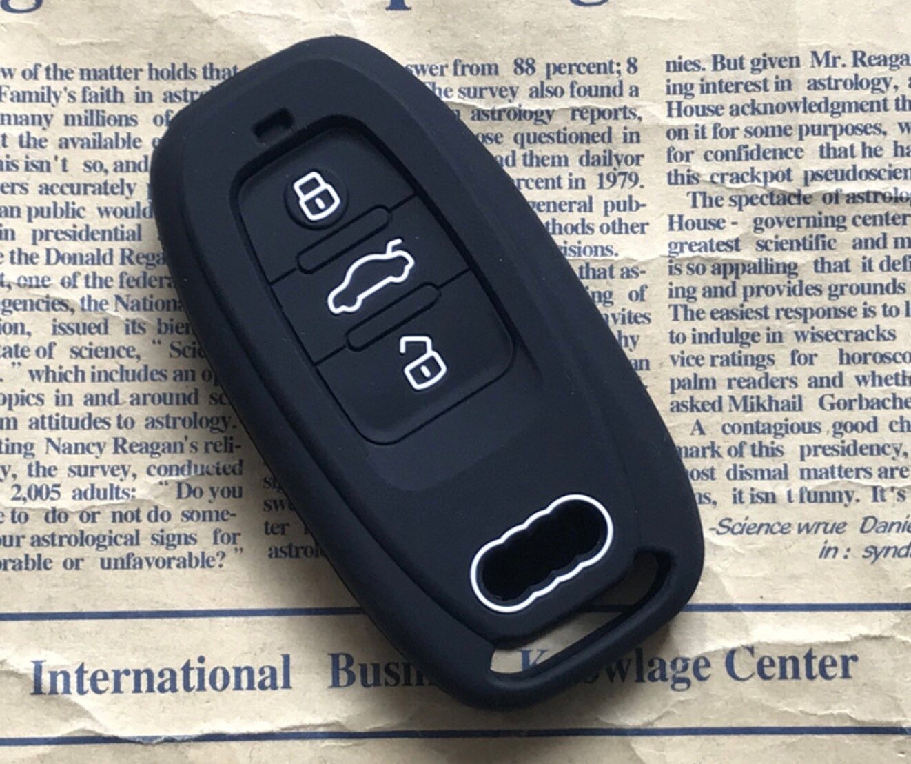 Силиконовый черный чехол футляр MyPads M-233357 с вырезом под логотип для автомобильного смарт ключа Audi Ауди А3 А4 А5 А6 А7 А8 Q3 Q5 Q7 Q8