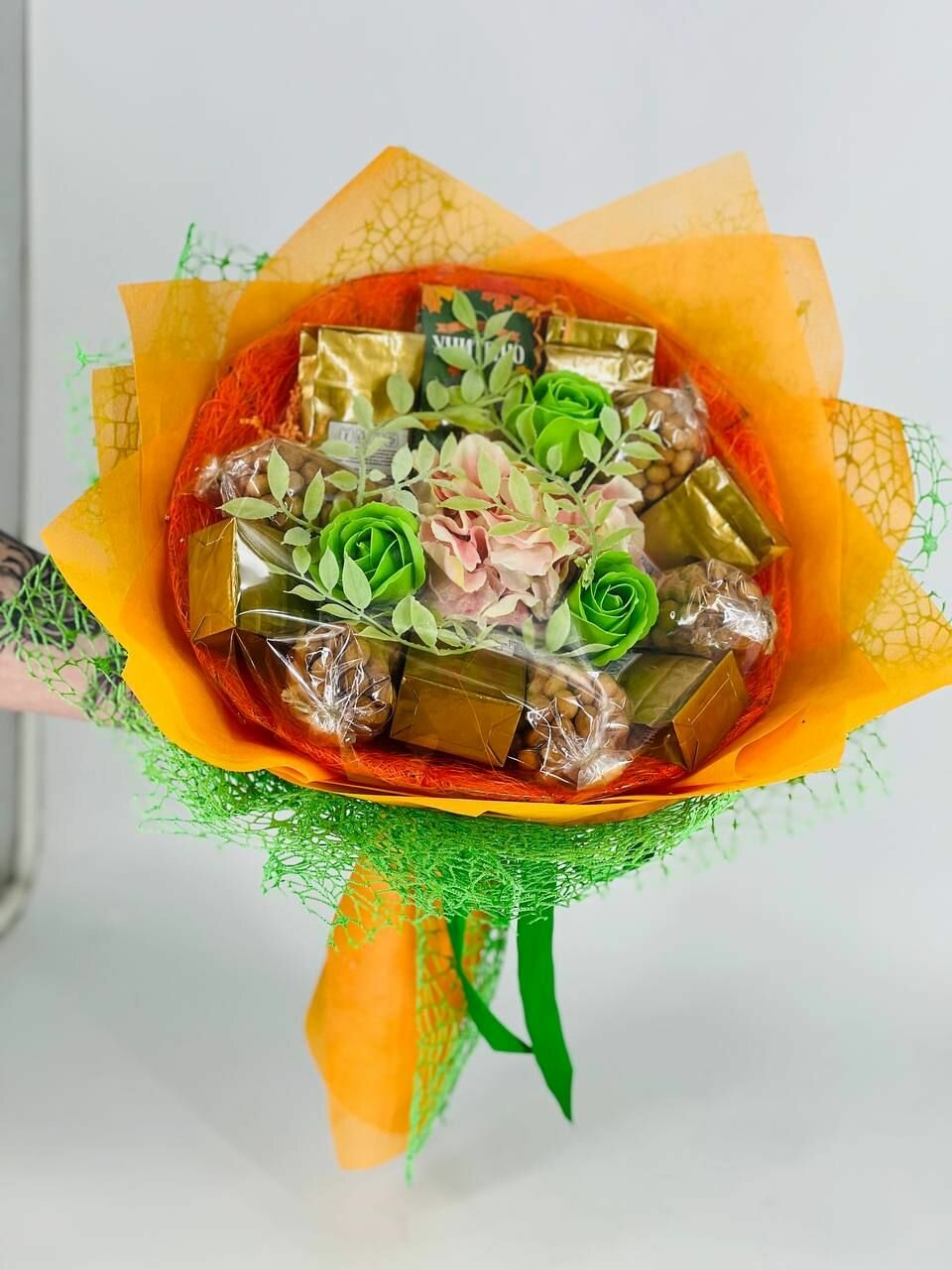 Подарочный чайный букет, элитный чай, мыльные розы и орешки для мамы и бабушки