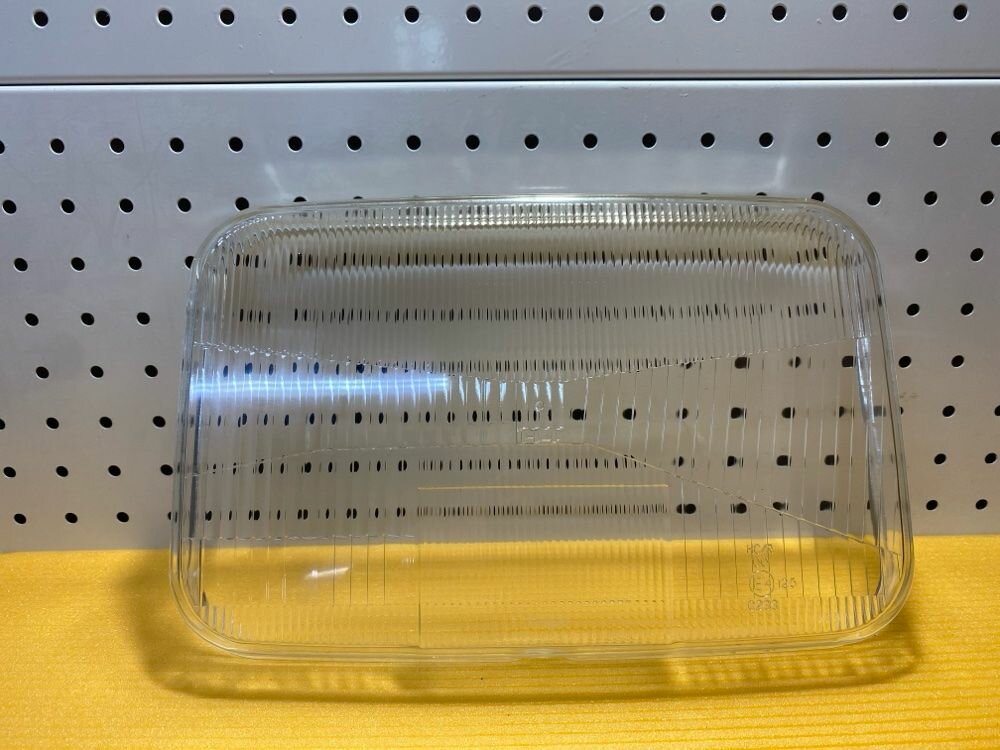 Стекло фары правое/левое Вольво