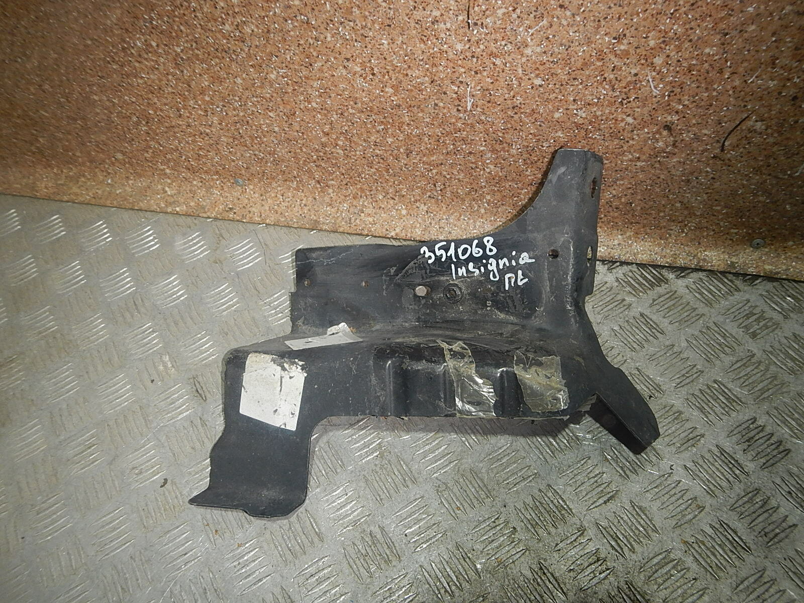 Б/У Кузовной элемент, Opel (Опель)-INSIGNIA (08-) OPEL INSIGNIA (08-) Кронштейн суппорта фары левой Новый. 351068 GENERAL...