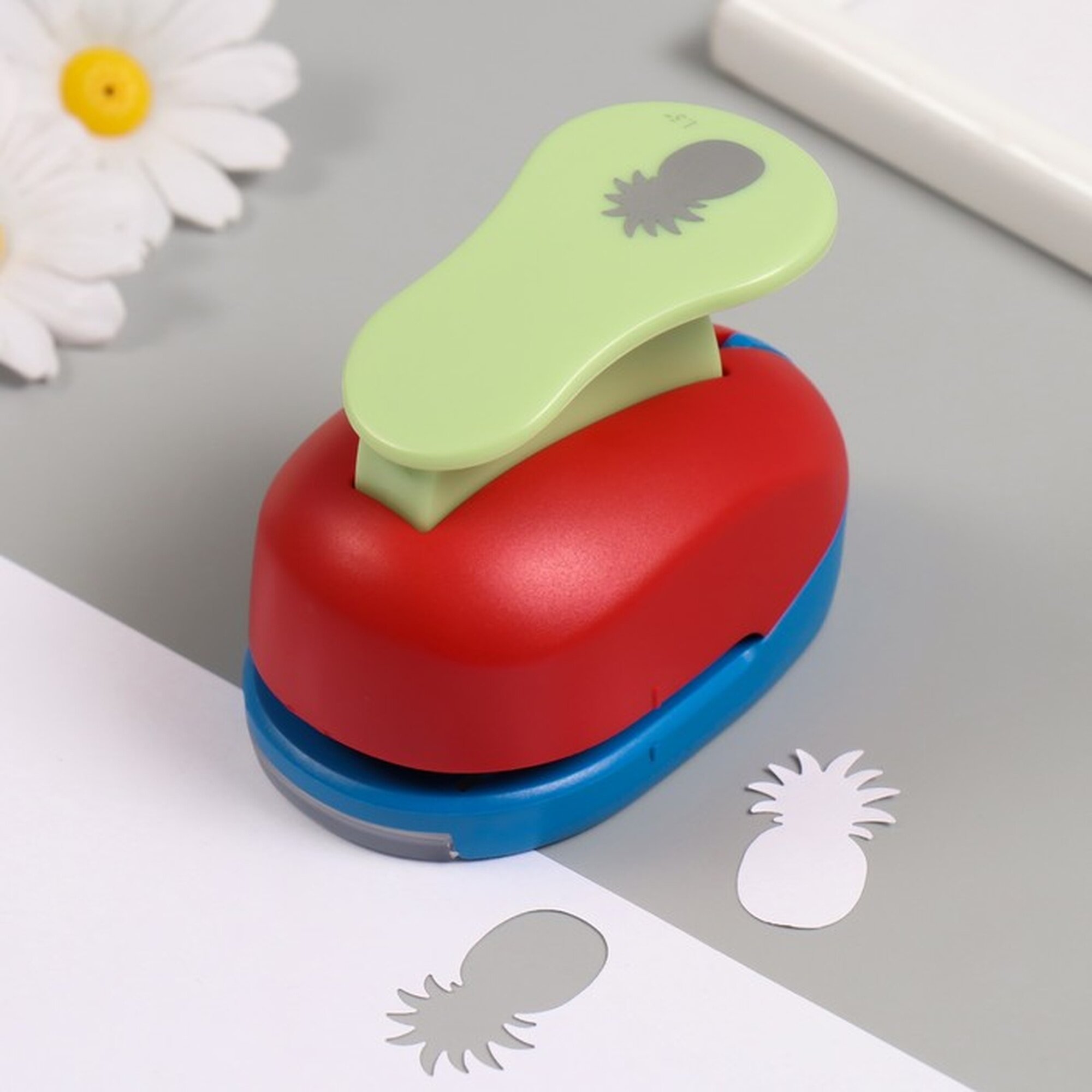 Дырокол фигурный рисунок 3,8х3,8 см "Ананас" 7х5,2х9,2 см, микс