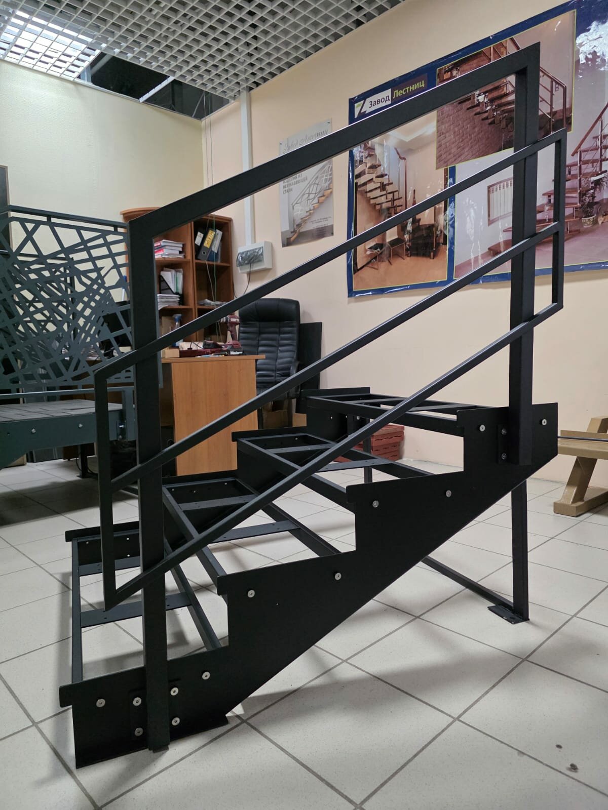 Лестница-крыльцо 4 ступени, без ДПК, перила с одной стороны. Ширина 1м, высота 60см.