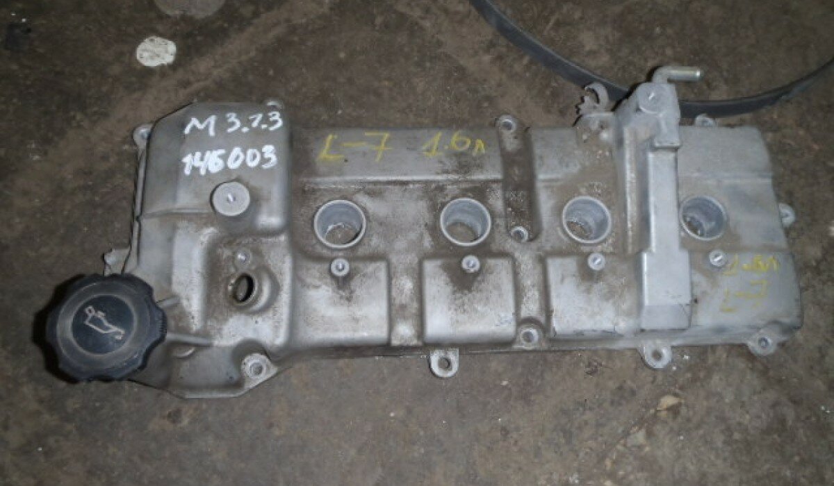 Крышка двигателя 3 (BK) Mazda ZJ0110220