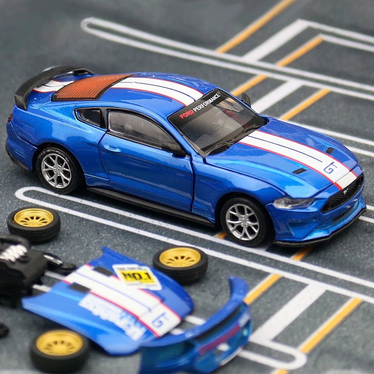 Синий Ford Mustang GT 2018, модель 1:42