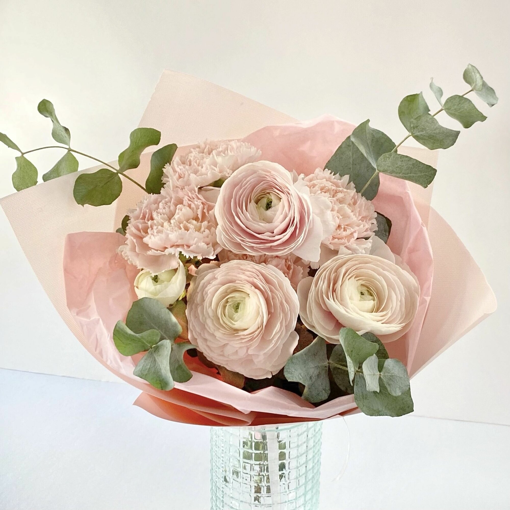 Букет из ранкулюсов, сортовых гвоздик и эвкалипта