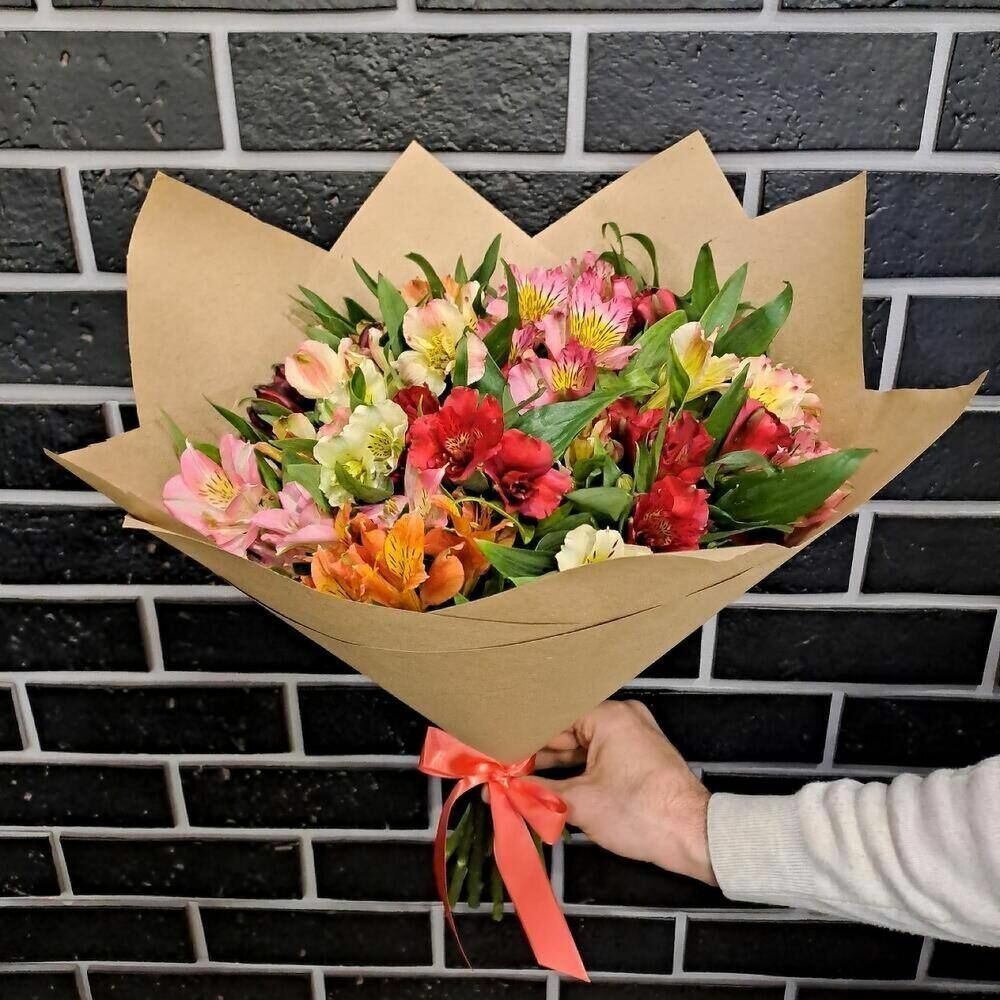 Букет из 19 альстромерий микс в крафте