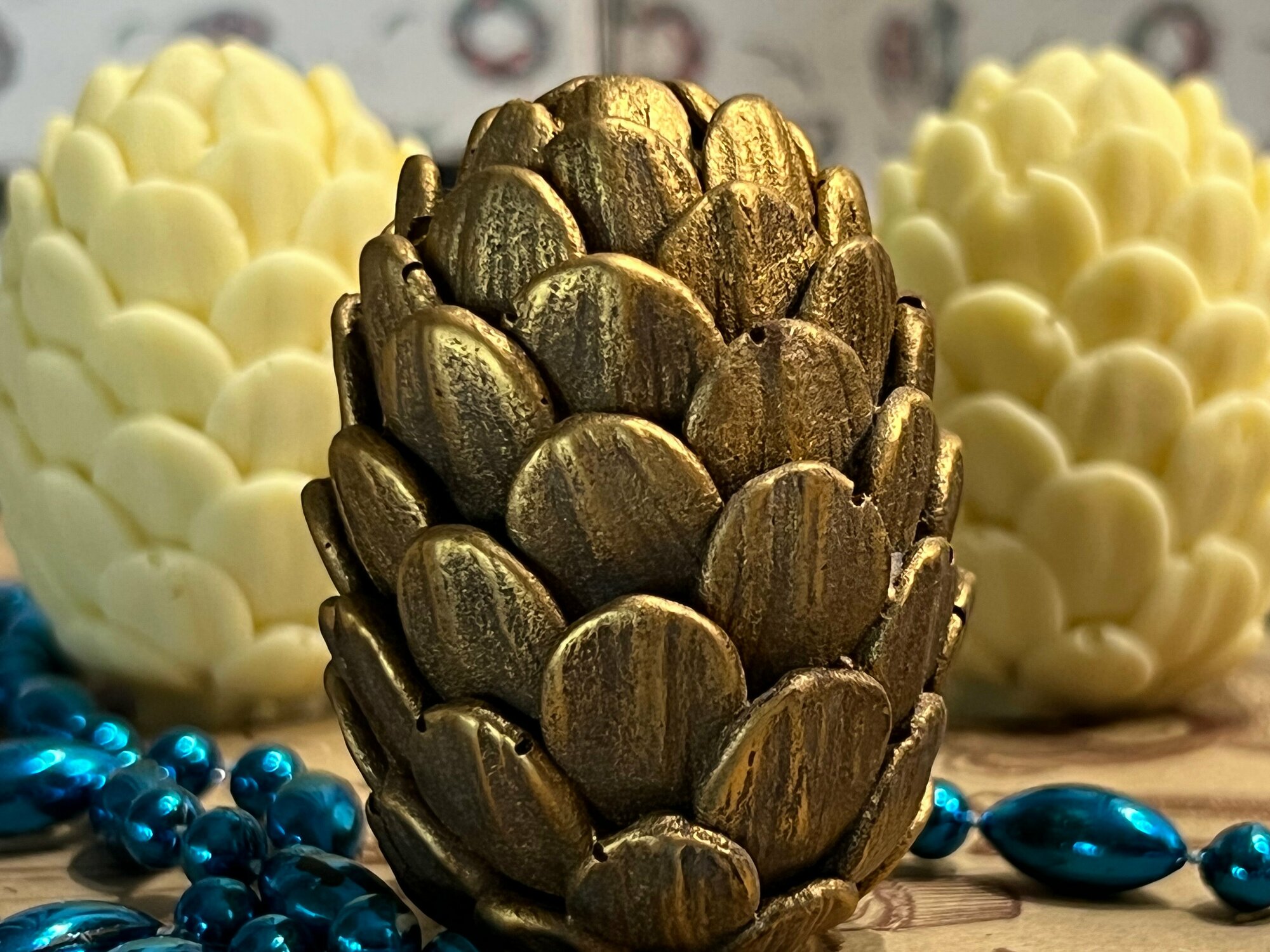 Шоколадная фигура "Шишка" , белый бельгийский шоколад, ручная работа