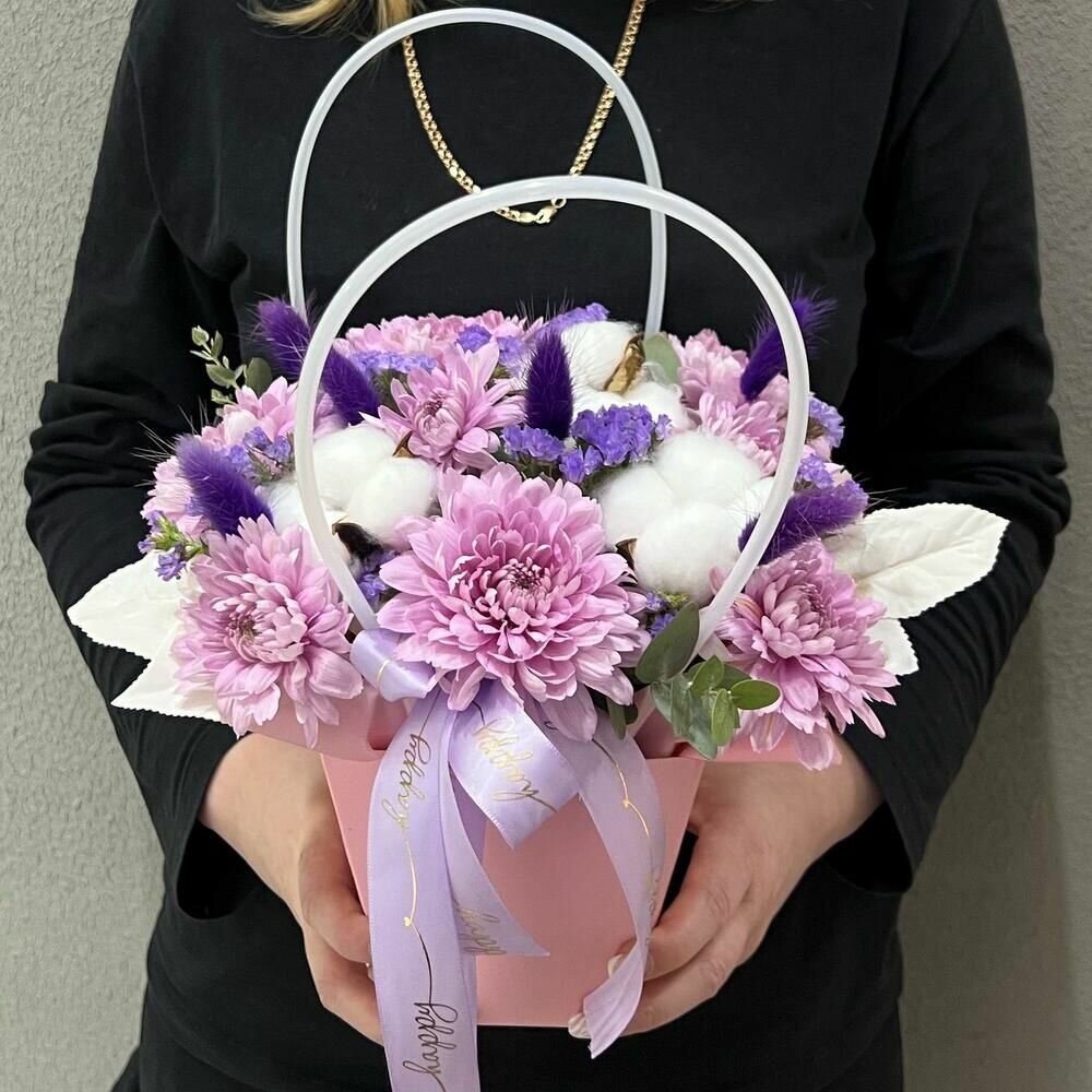 Композиция из кустовых хризантем сантини с хлопком в сумочке - Plaza Flowers