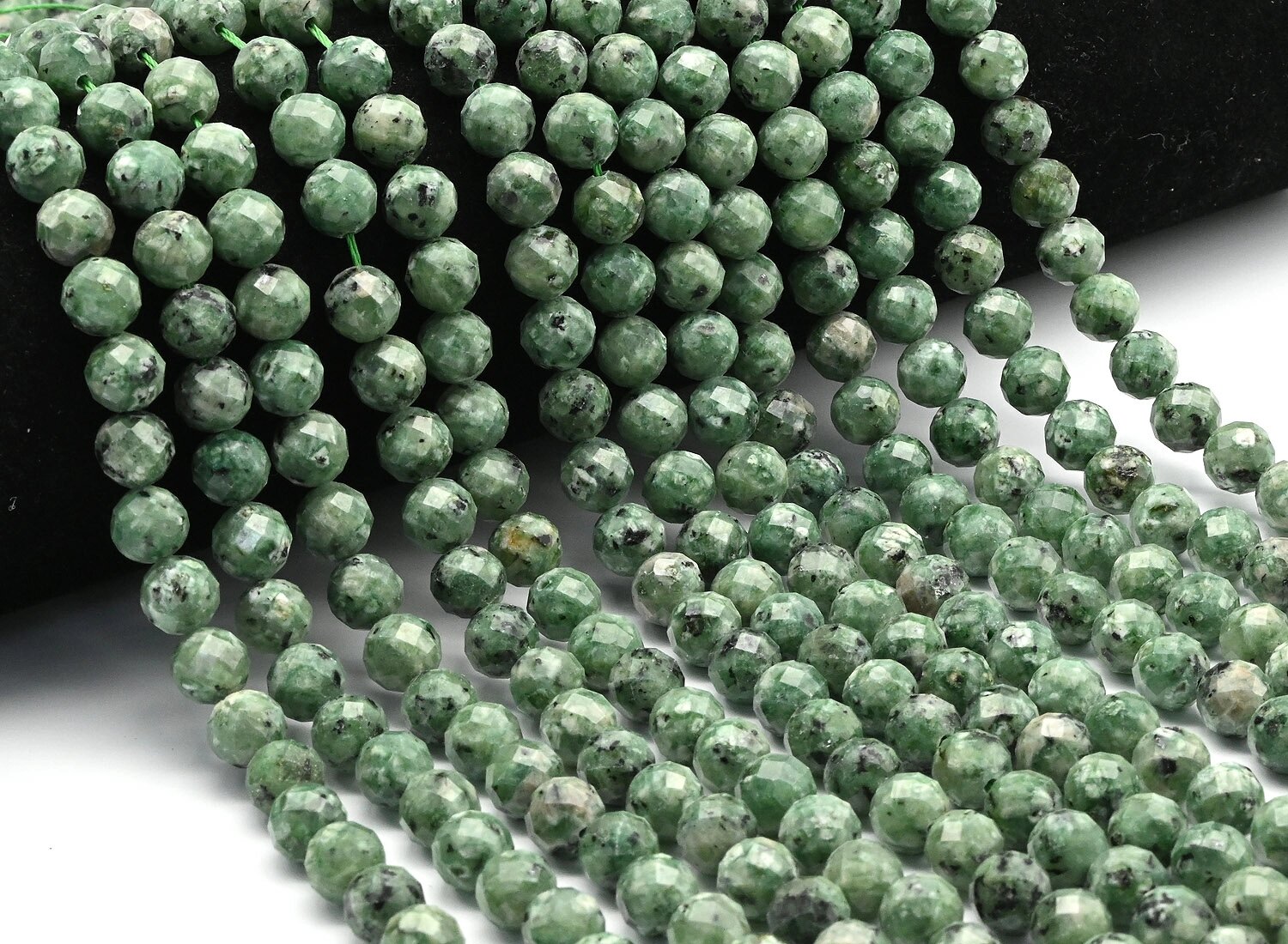 Бусины из кальцита шарик гр.8мм, цв. жадеит, 38см, 48 бусин .
