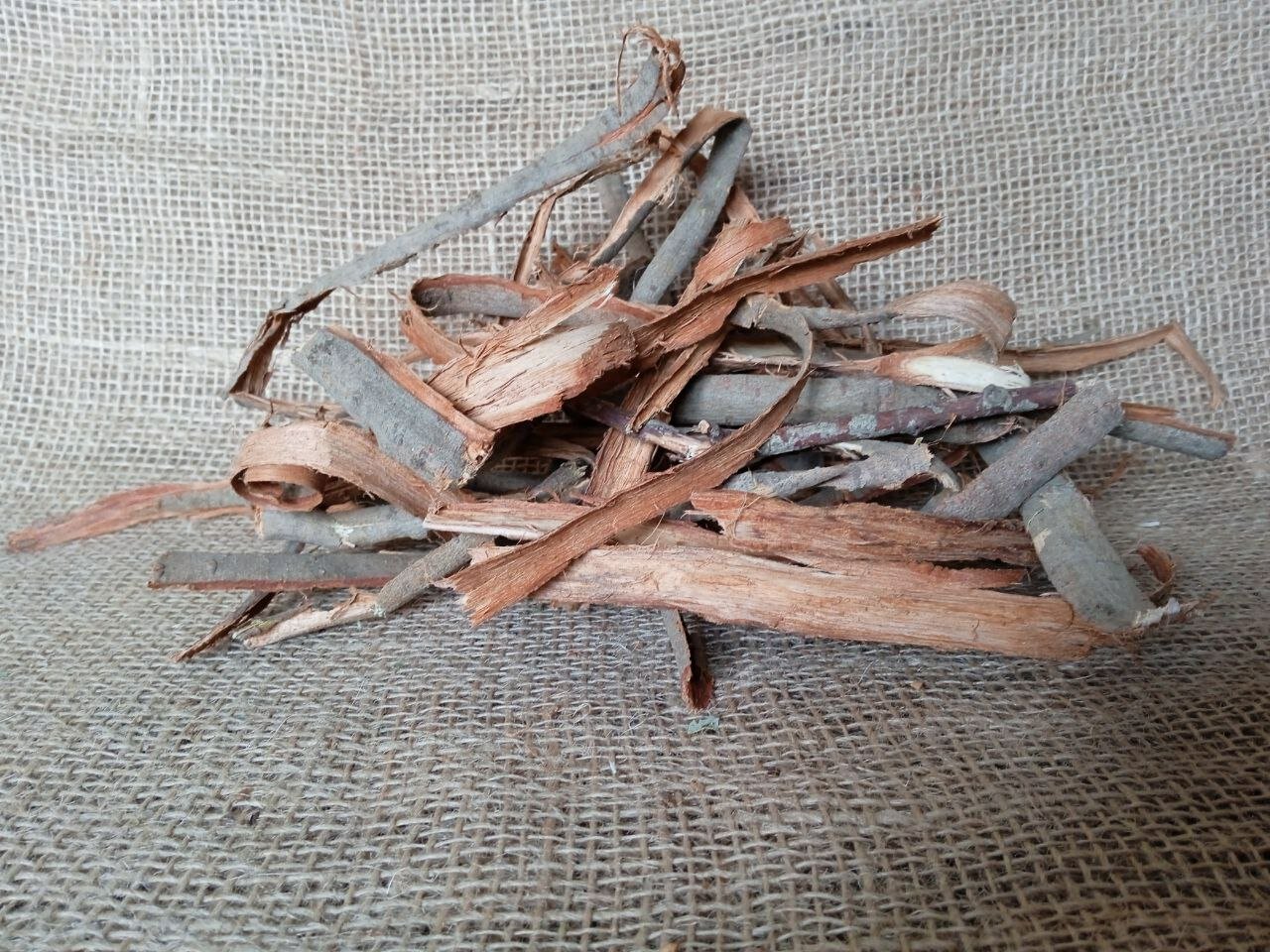 Лакомство для шиншилл, хомяков, морских свинок, дегу, крыс, песчанок ChinZoo кора ивы сушеная 200 гр.