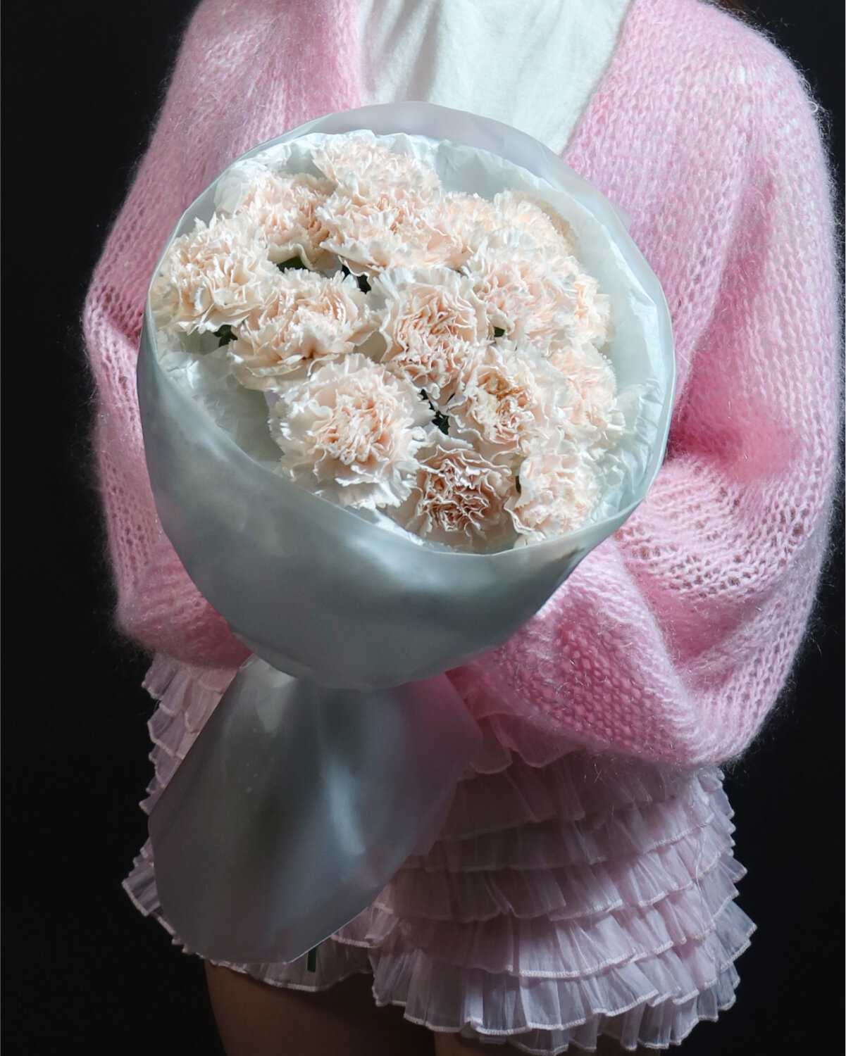 Нежный букет из гвоздик, моно букет из кремовых диантусов, 15 кремовых гвоздик