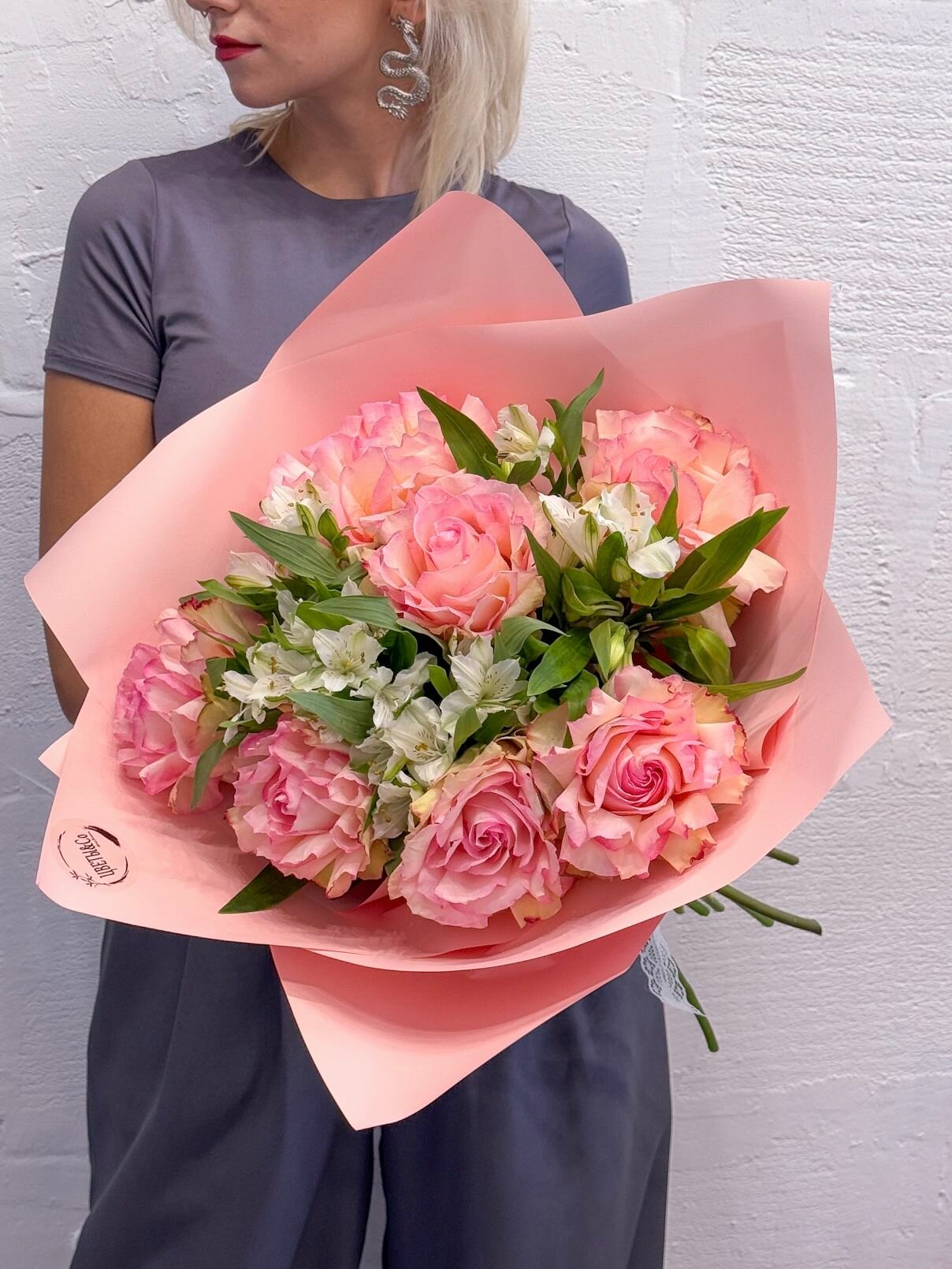 Авторский букет с 7 французскими розами и альстромерией "Легкое касание"