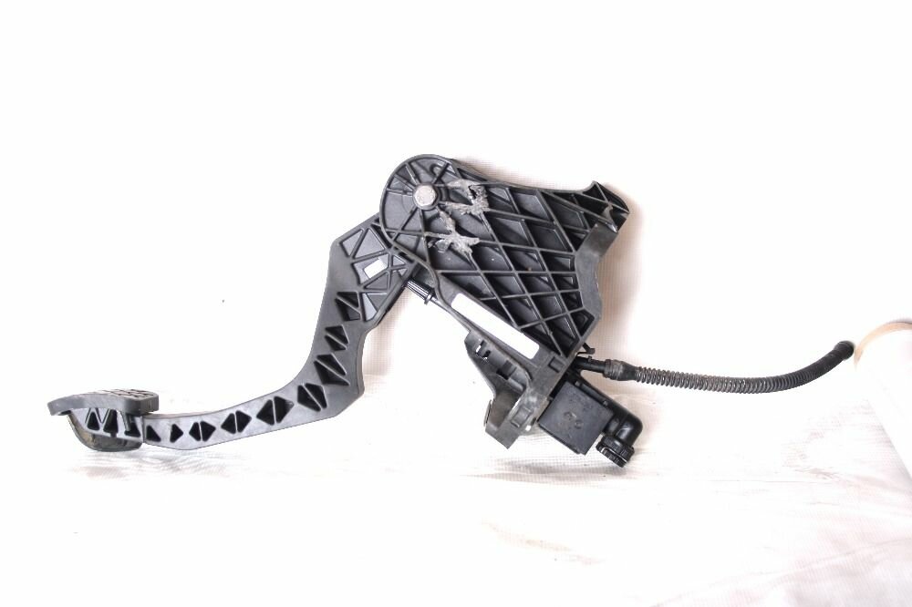 Педаль сцепления Skoda Octavia II рестайлинг 1K1721059ER