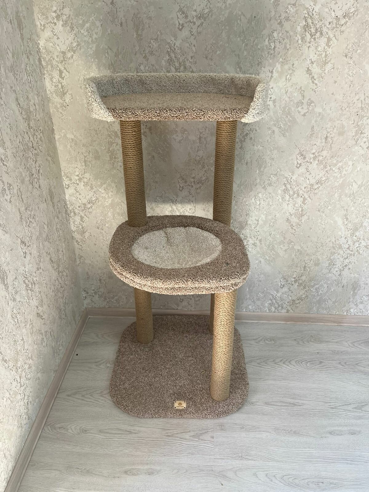 Когтеточка с гамаком Моя Котя "Кольцо сатурна", бежевый и белый ковролин, джутовый канат