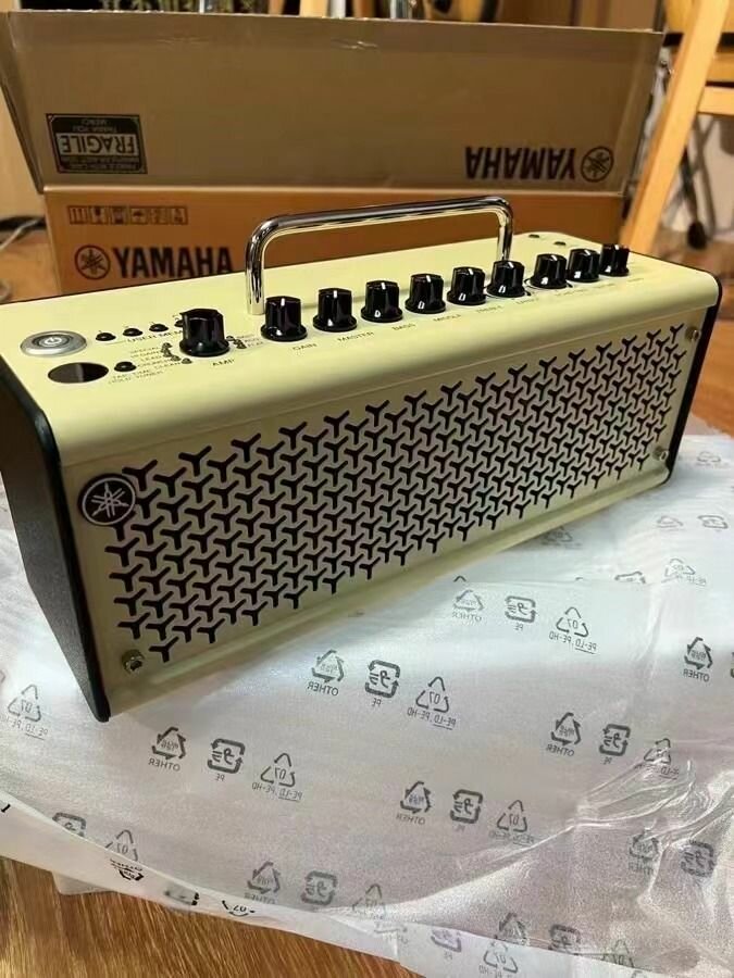 Гитарный настольный комбоусилитель ( комбик ) Yamaha THR10II для электрогитары