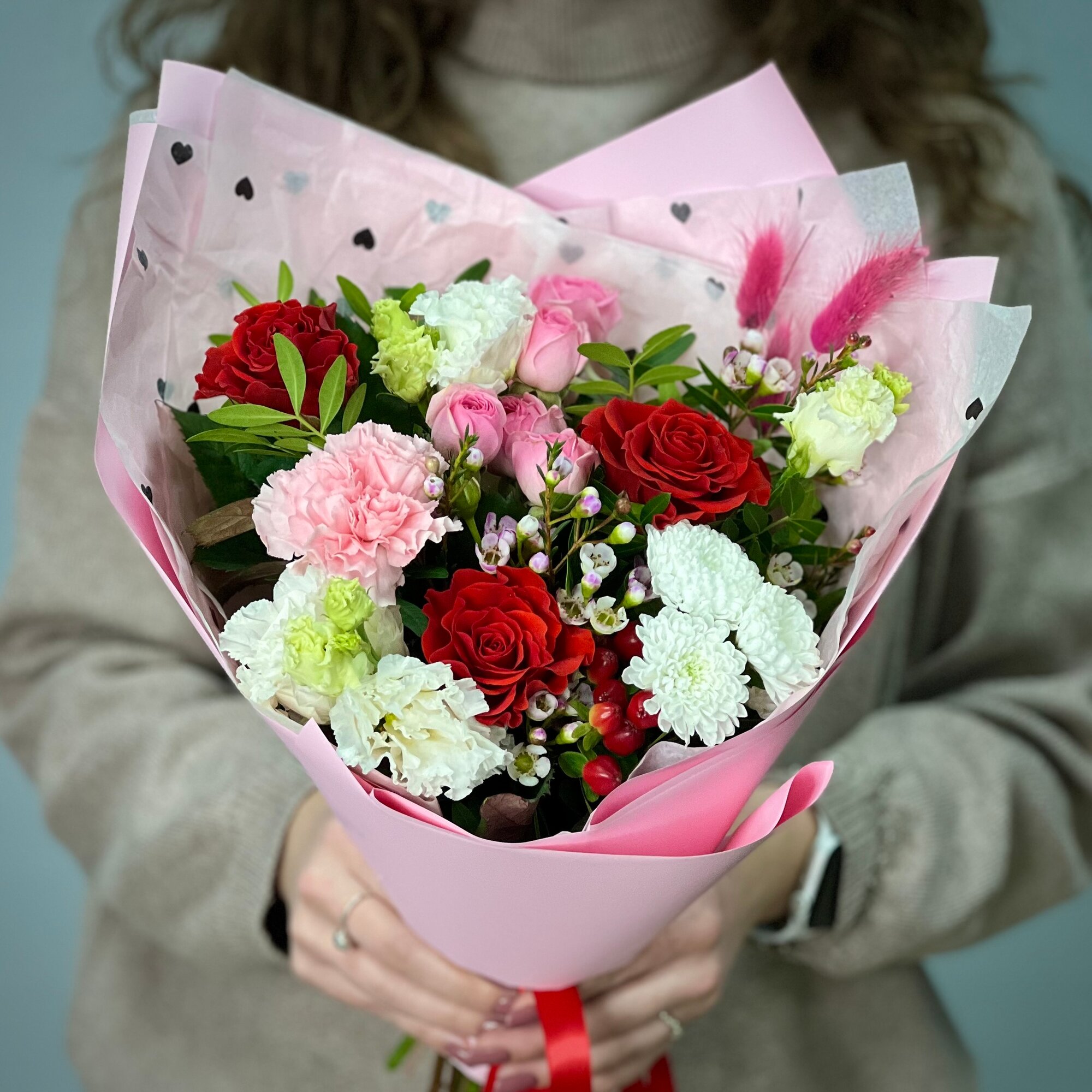 Букет Купидон в стильной упаковке. «365 Поводов» - живые цветы с доставкой