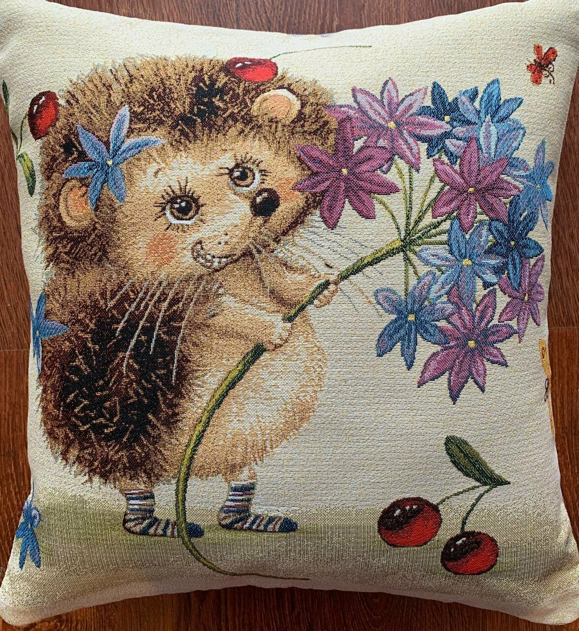 Гобелен, декоративная подушка 45х45 см / "Ёжик с цветком"