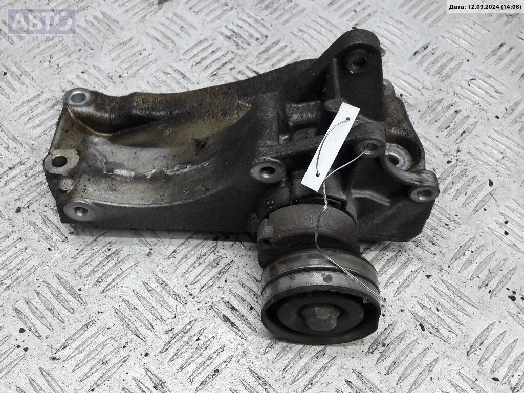 Кронштейн генератора Volkswagen Golf-3