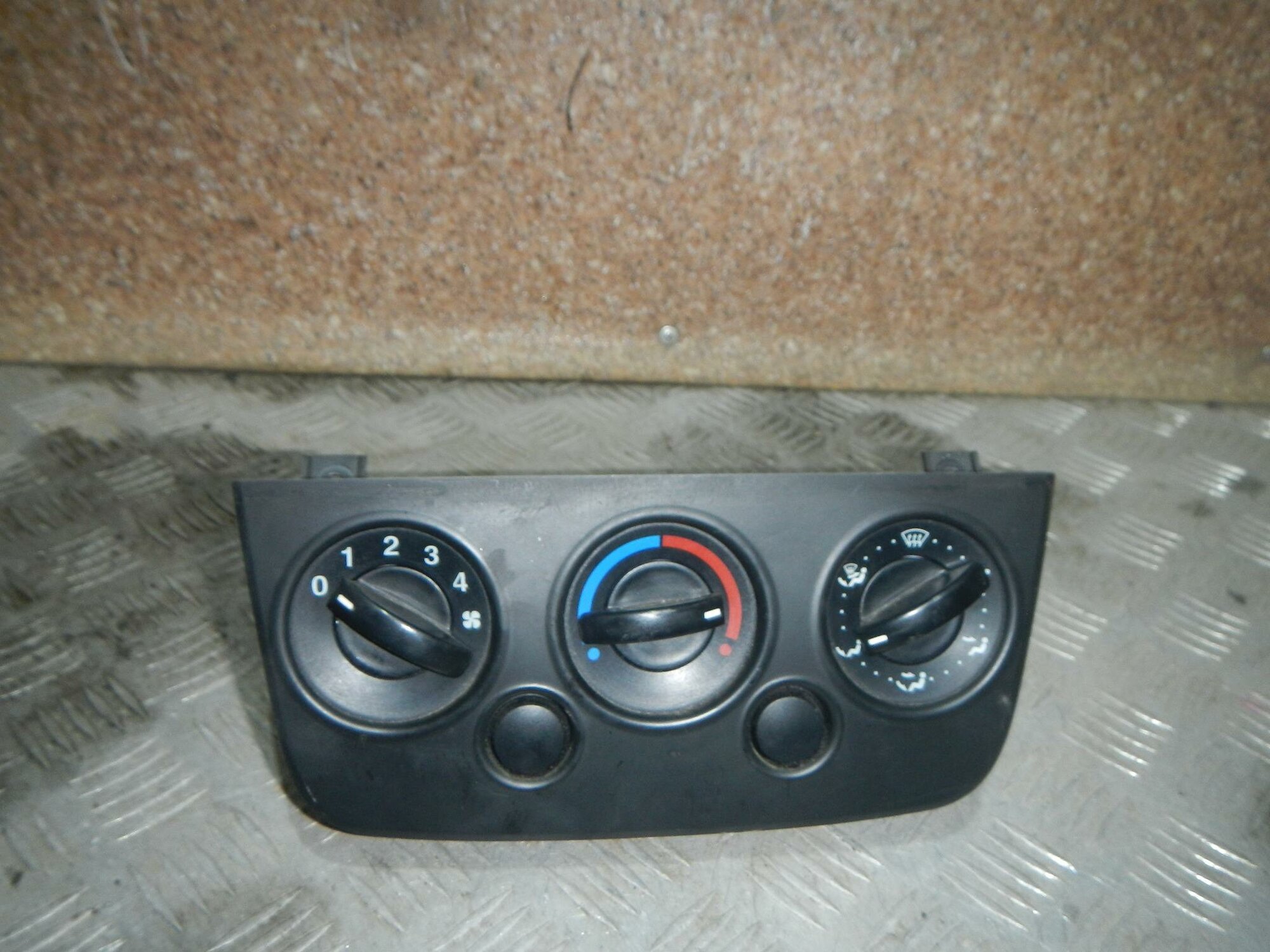 Б/У Блок управления климатической установкой, Ford (Форд)-FIESTA (01-07) FORD FIESTA (01-07) 05-,без кондиционера. Потерт...