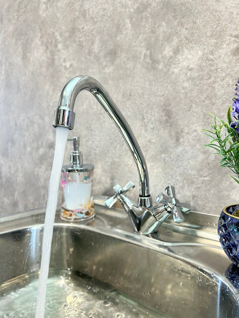 Смеситель для кухни из латуни с поворотным изливом H41014 цвет хром от бренда Vieir