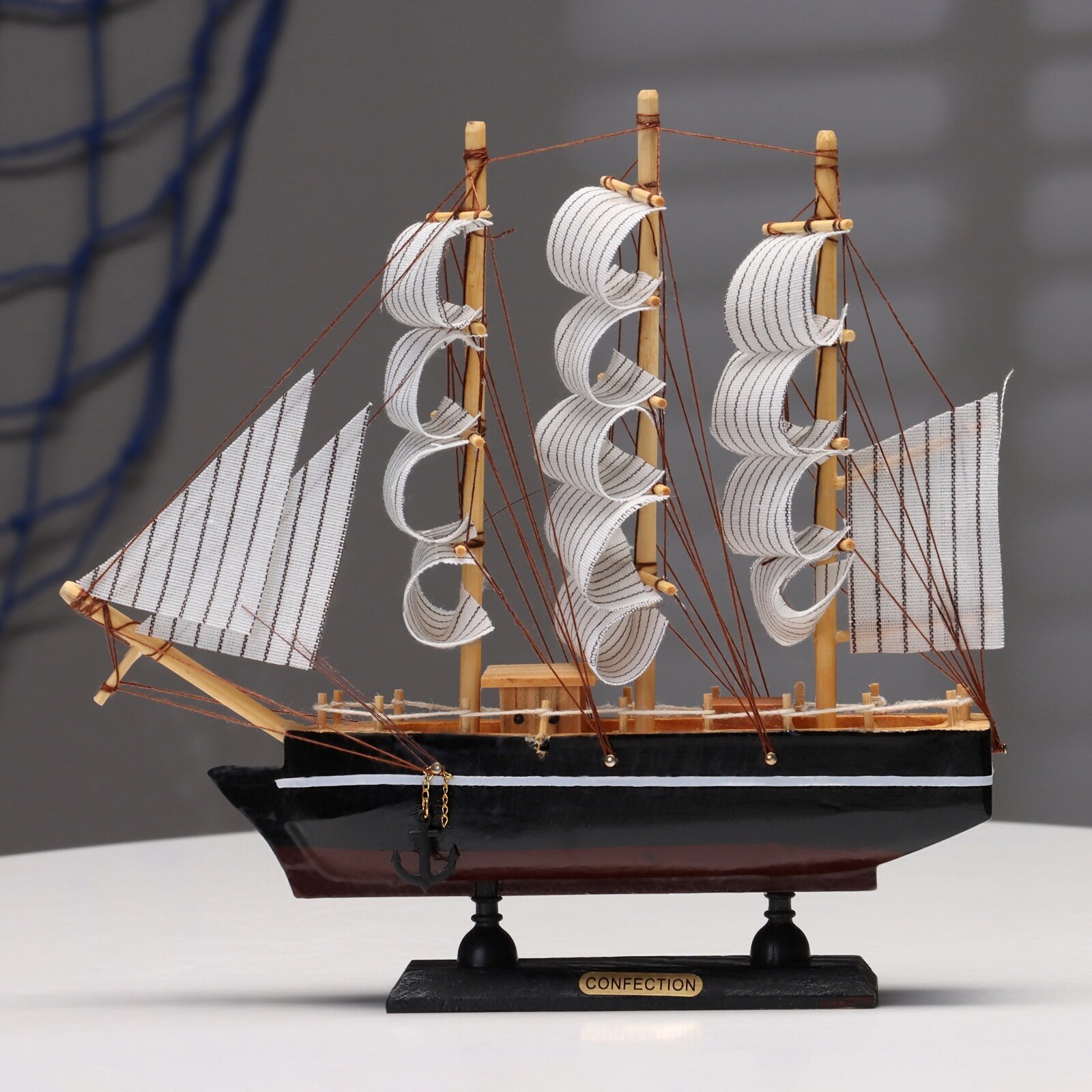 Сувенирная модель корабля «Илия», борта чёрные, паруса бежевые с полосами, 5.5×23.5×23.5 см
