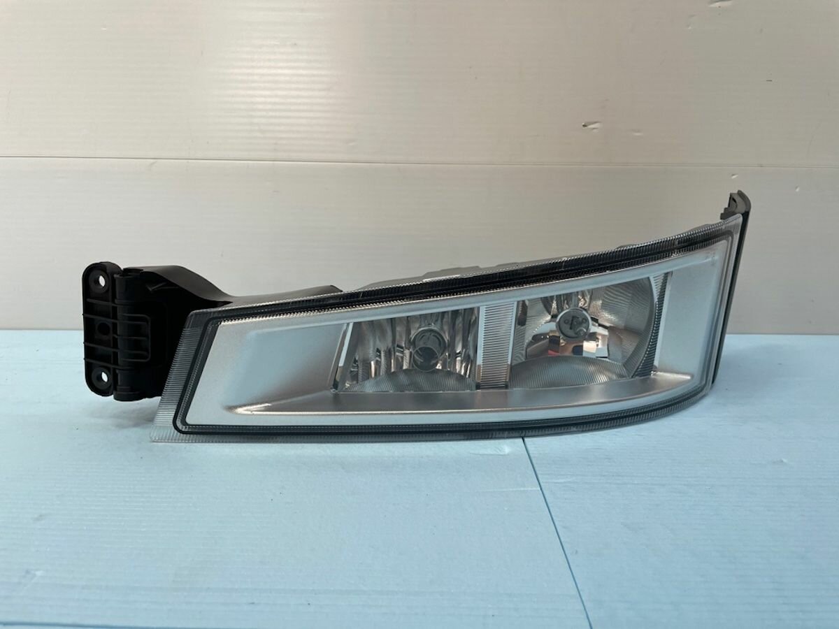 Фара противотуманная левая Вольво