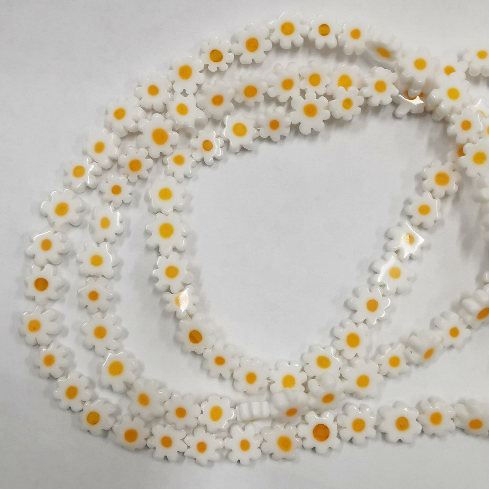 Бусины миллефиори, 6х3-9х4мм, плоские цветочки, белые с жёлтым, 26 шт, низка